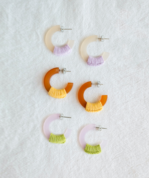 MUSINSA | MERRYMOTIVE Flat C curve knit banding earrings