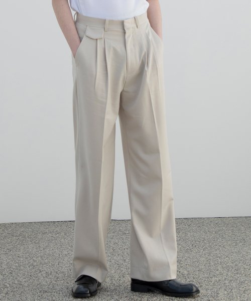 MUSINSA | SIGNATURE Two-Tuck Wide Slacks [Ivory]