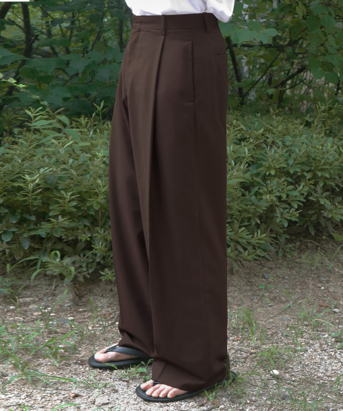 MUSINSA | SIGNATURE One chin wide slacks [deep brown]