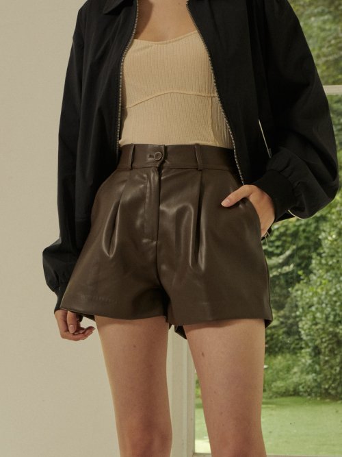 MUSINSA | PLACE STUDIO Vegan Leather Pintuck Bermuda Banding Short Pants (Brown)