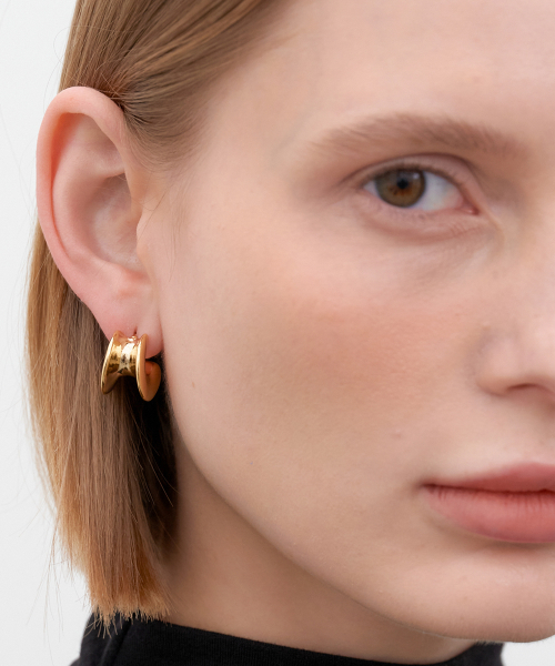 MUSINSA | HALDEN bold curved earrings (E033_gold)
