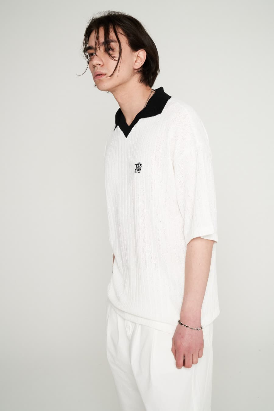 tnr V-neck embroidered collar knit T-shirt white - 감도 깊은 취향 셀렉트샵 29CM