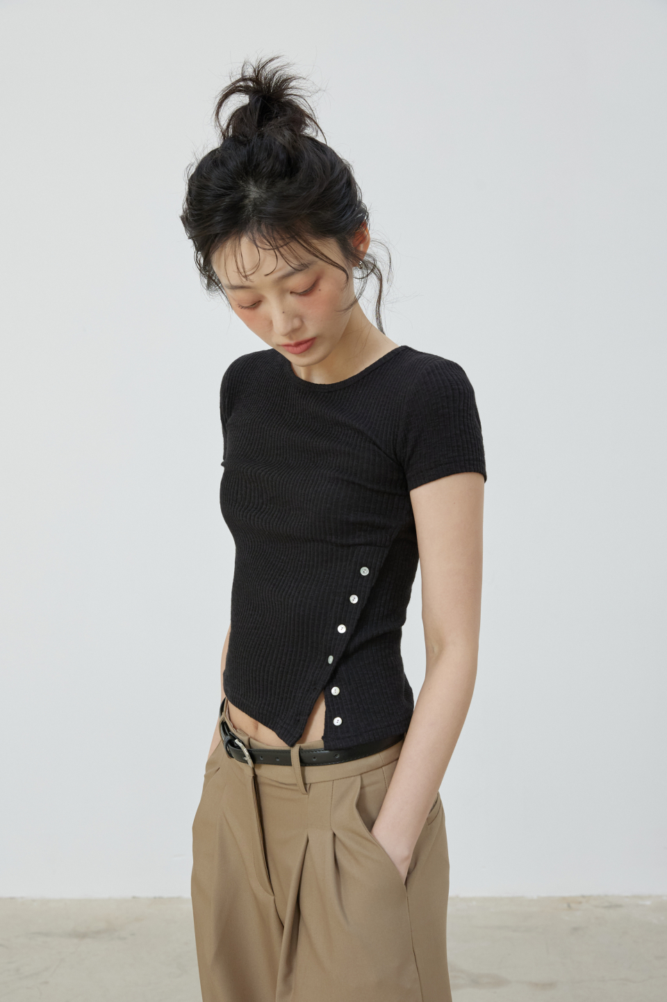 DIAGONAL BUTTON SLIM TOP BLACK - 감도 깊은 취향 셀렉트샵 29CM