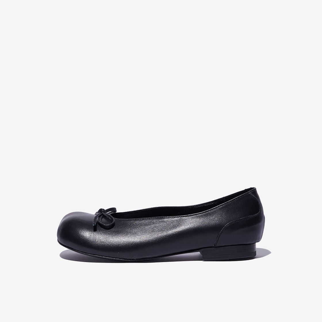 MUSINSA | YUJI RIBBON FLAT LOAFER BLACK