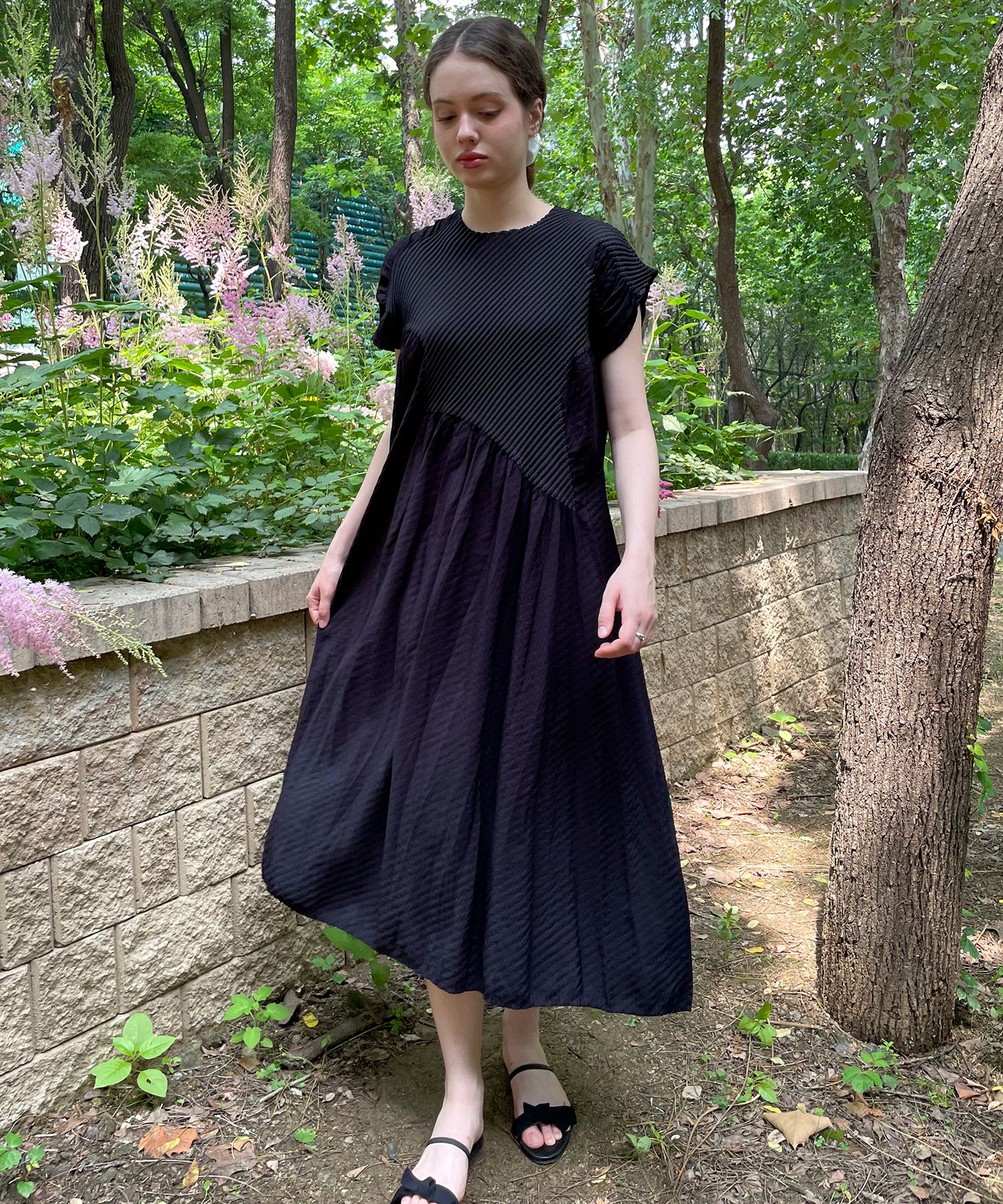 MUSINSA公式 | TINABLOSSOM 25SS Black Pleated Daily Cradle One Piece by ...