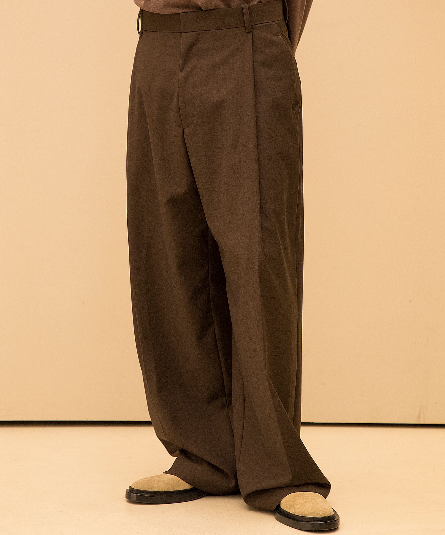 MUSINSA | SIGNATURE One chin wide slacks [deep brown]
