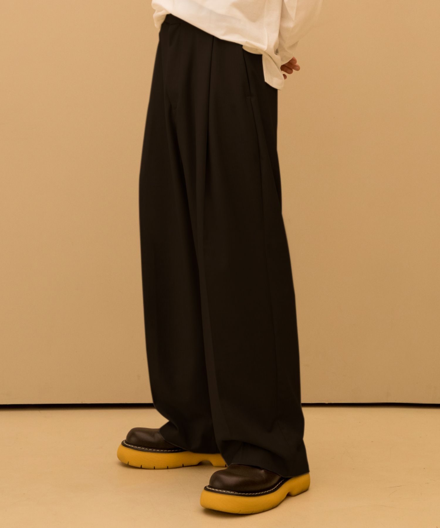 MUSINSA | SIGNATURE One chin wide slacks [black]
