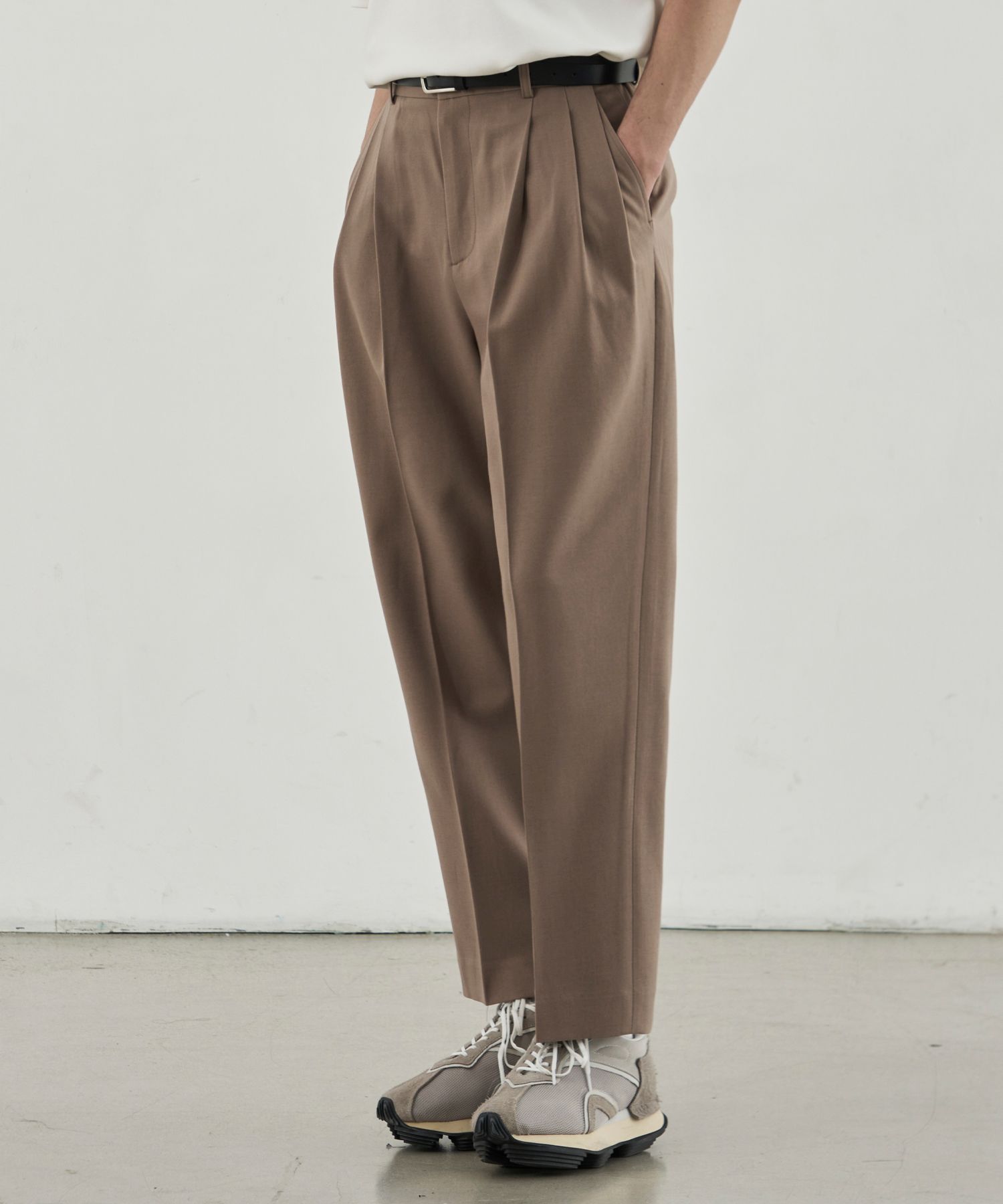 MUSINSA | DRAW FIT Tuck relaxed fit tapeRed slacks [MOCHA BEIGE]
