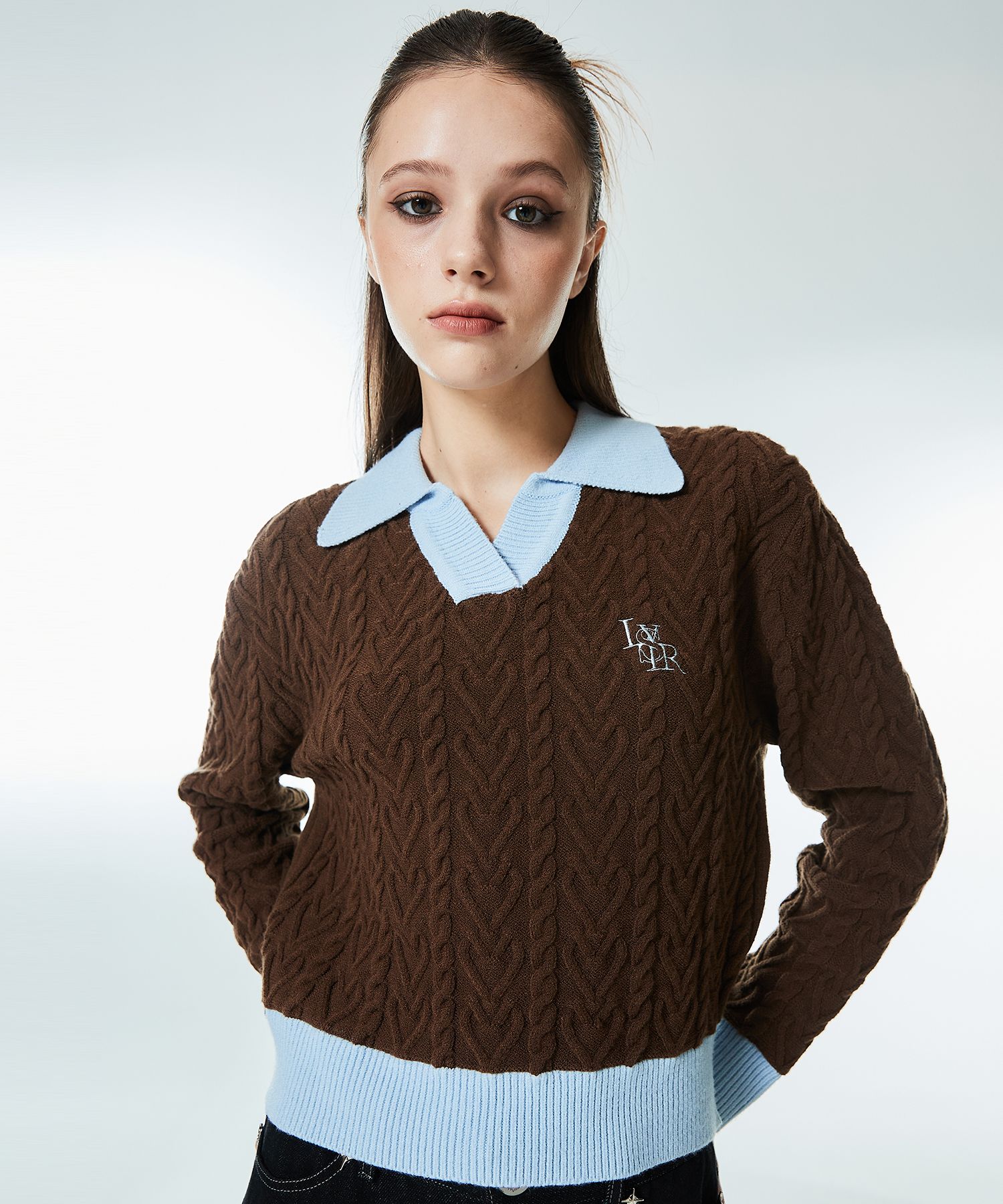 MUSINSA公式 | LUV IS TRUE AC LOGO COLLAR KNIT(BROWN)