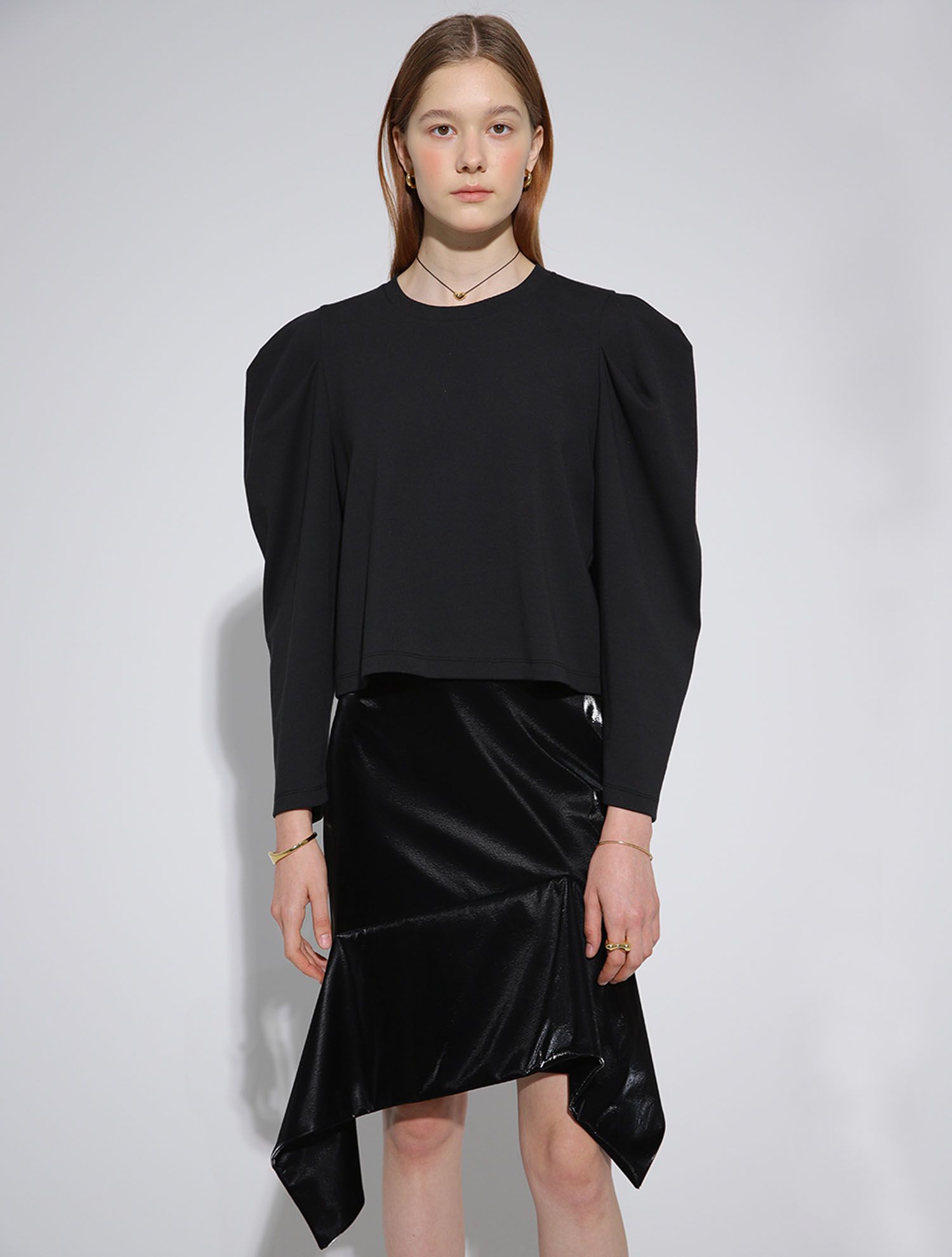 MUSINSA | LE YIEL Volume Sleeve Crop Sweatshirt_Black Volume Sleeve Crop Sweatshirt_Black