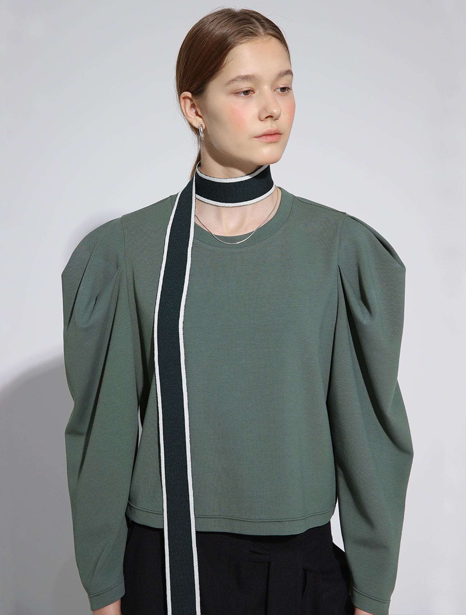 MUSINSA | LE YIEL Volume Sleeve Crop Sweatshirt_Olive Green Volume ...