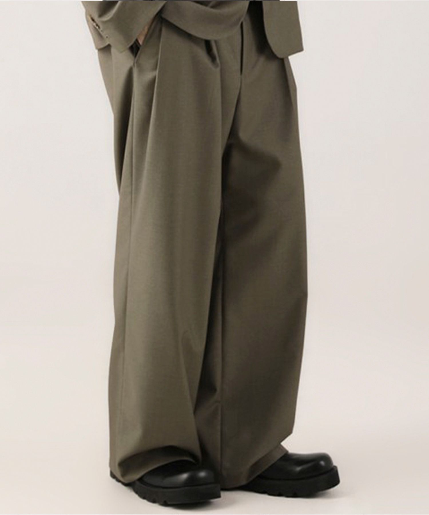 MUSINSA | AVANDRESS Classic Two-Tuck Wide Slacks Olive