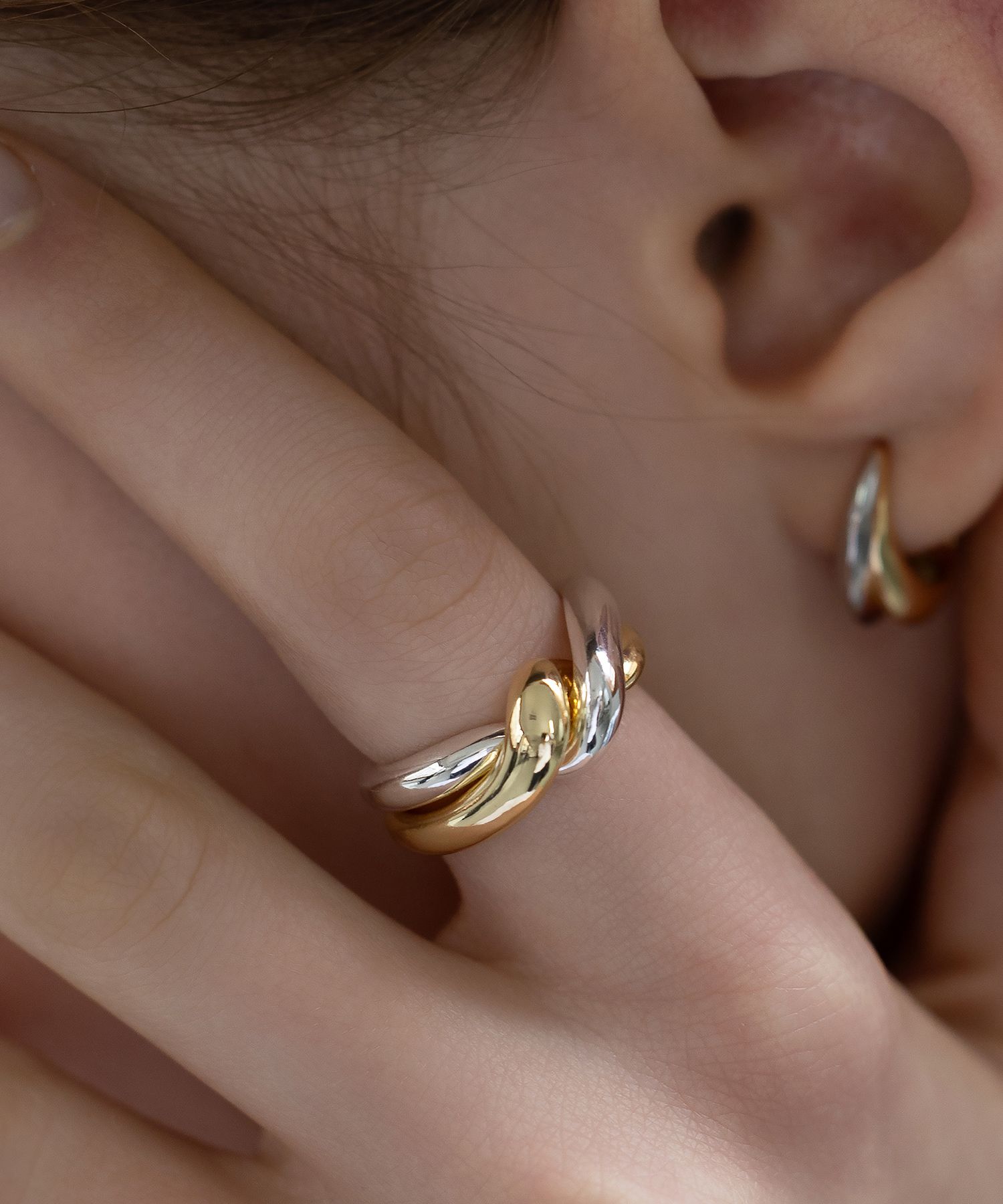 MUSINSA | TATIANA Cross Twist Ring CR0454