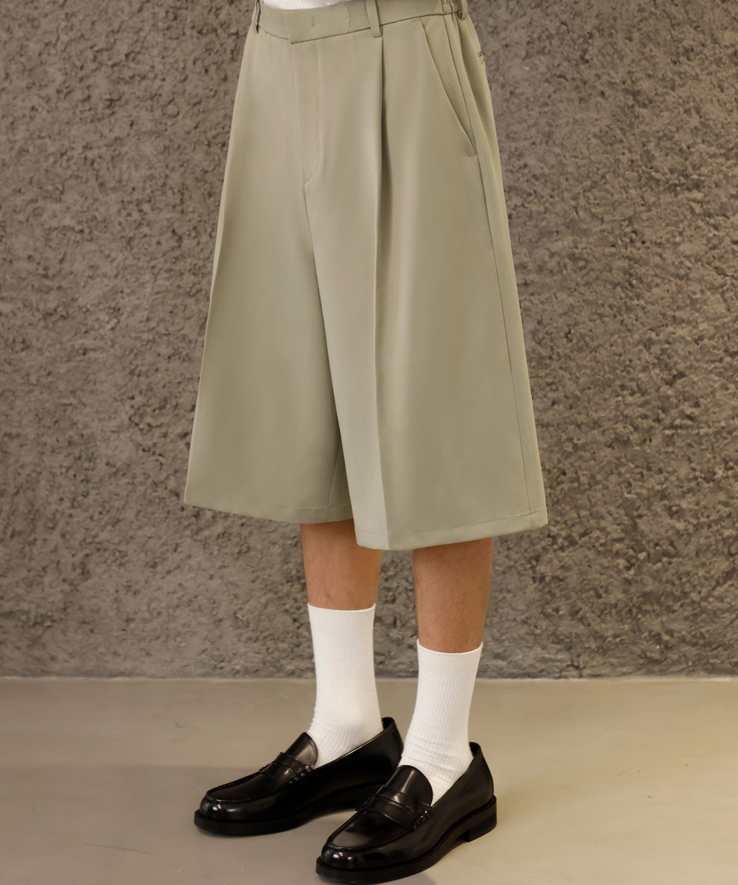 MUSINSA | SIGNATURE Super Wide Bermuda Pants [Basil Khaki]