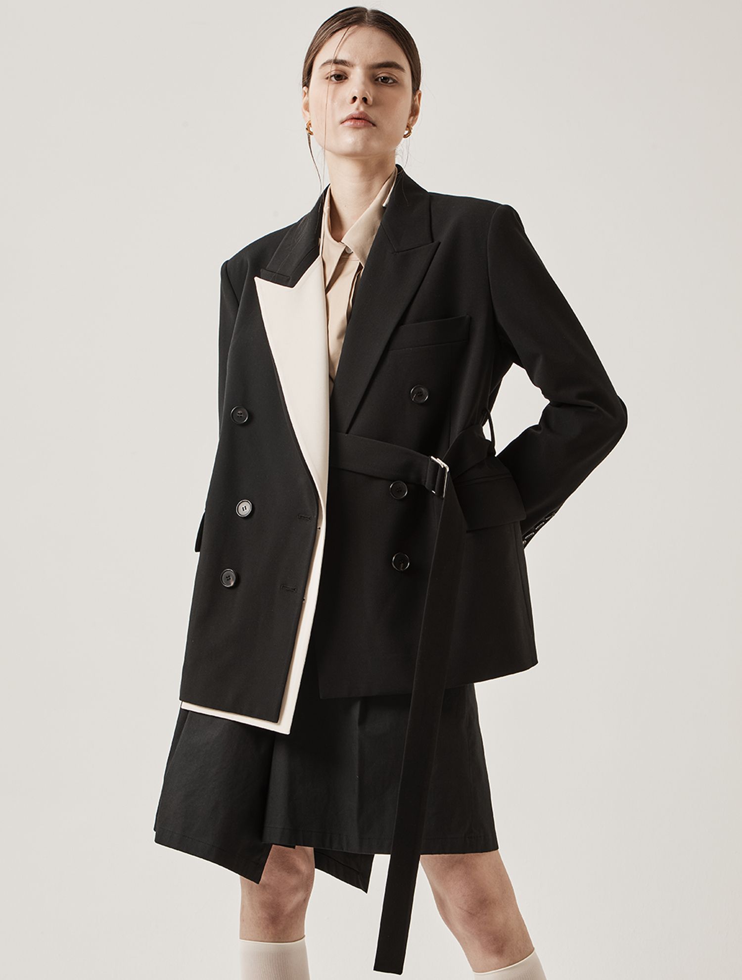 MUSINSA | LE YIEL Peaked Collar Belted Jacket_Black + Ivory Collar