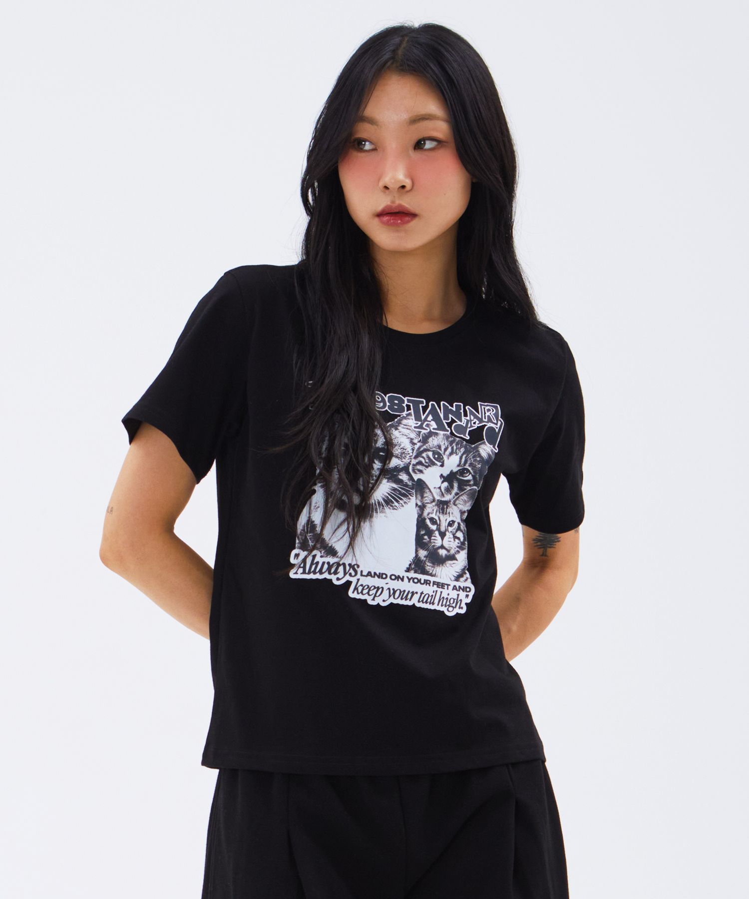 MUSINSA | 1989STANDARD POSTER CAT Women's Slim Fit Short-Sleeved ...