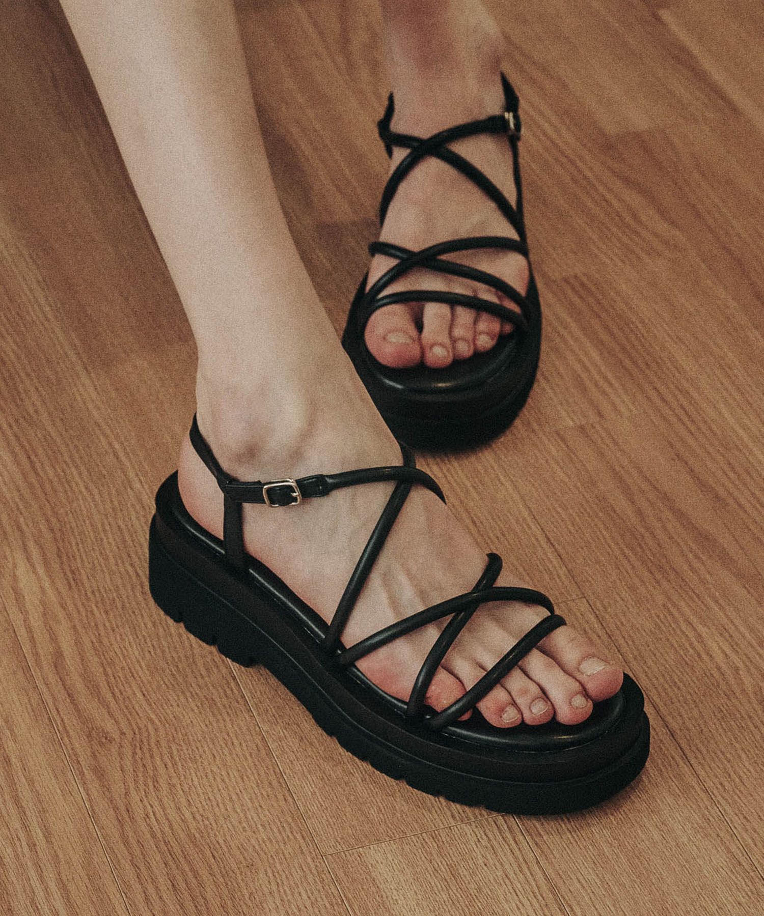 MUSINSA | SALT AND CHOCOLATE Soft Foam Slim Curve Strap Sandals ...
