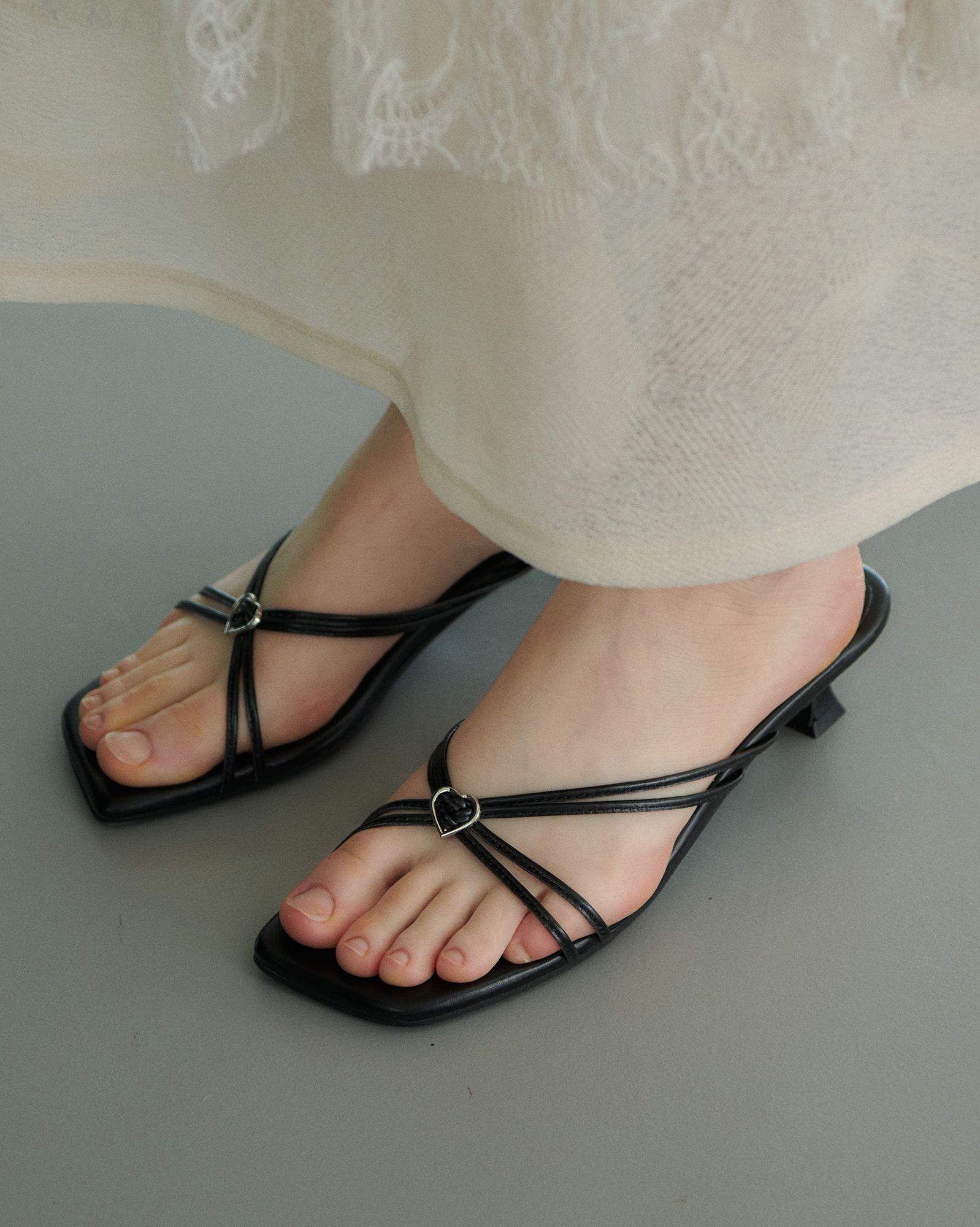 MUSINSA | TAGTRAUME Alchemy Heart Square To Kitten Hill Slippers - Black