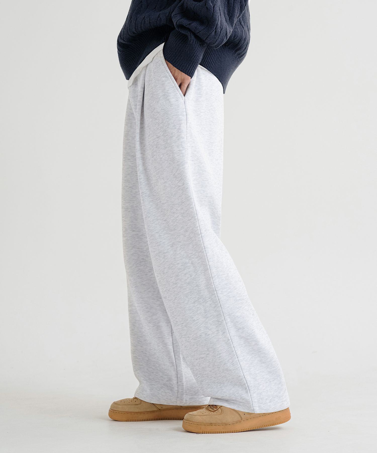 MUSINSA | LEMAIN SECOND ONE-TUCK WIDE SWEAT PANTS [WHITE MELANGE]