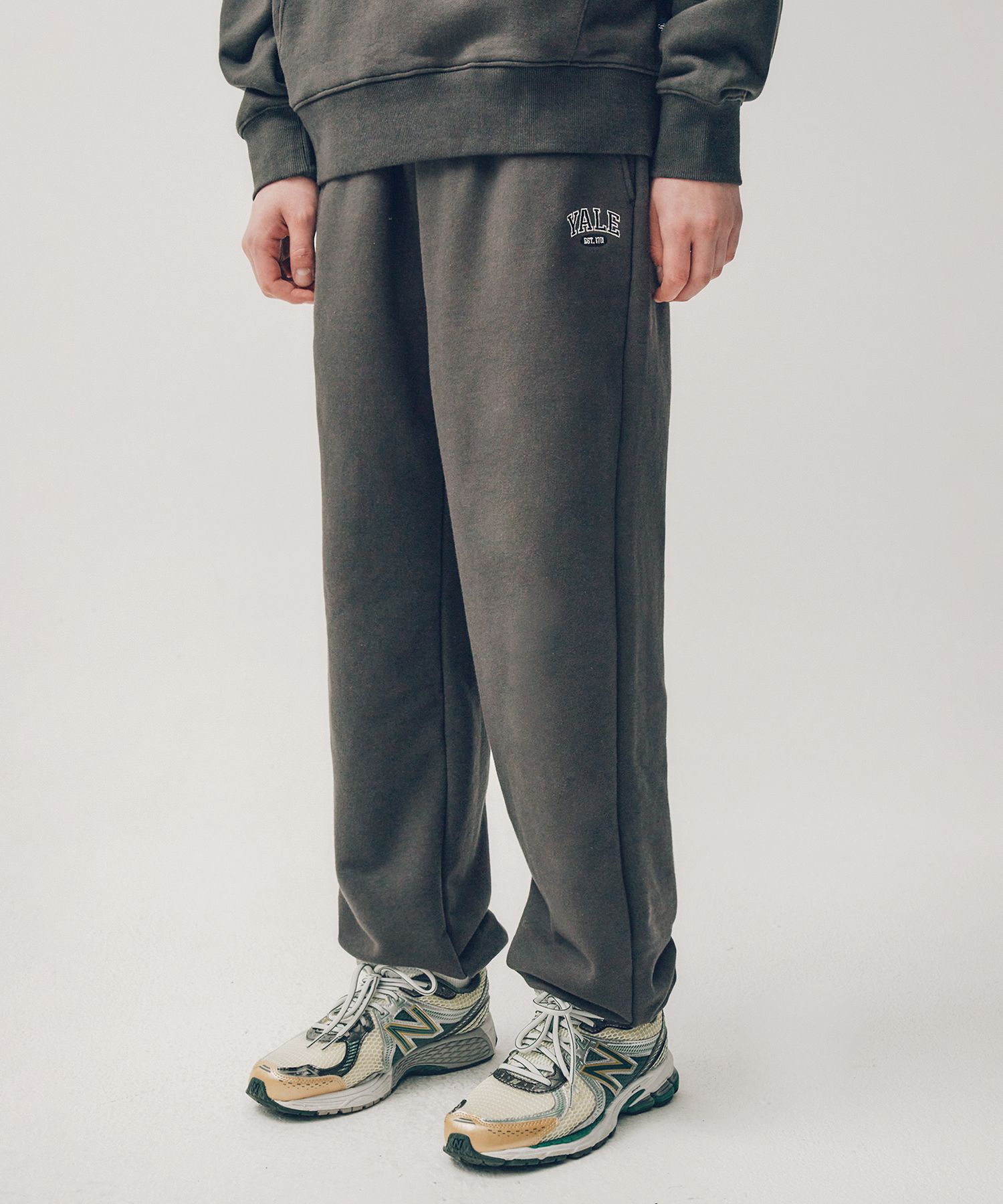 MUSINSA | YALE Small Two-Tone Arch Sweatpants_Charcoal