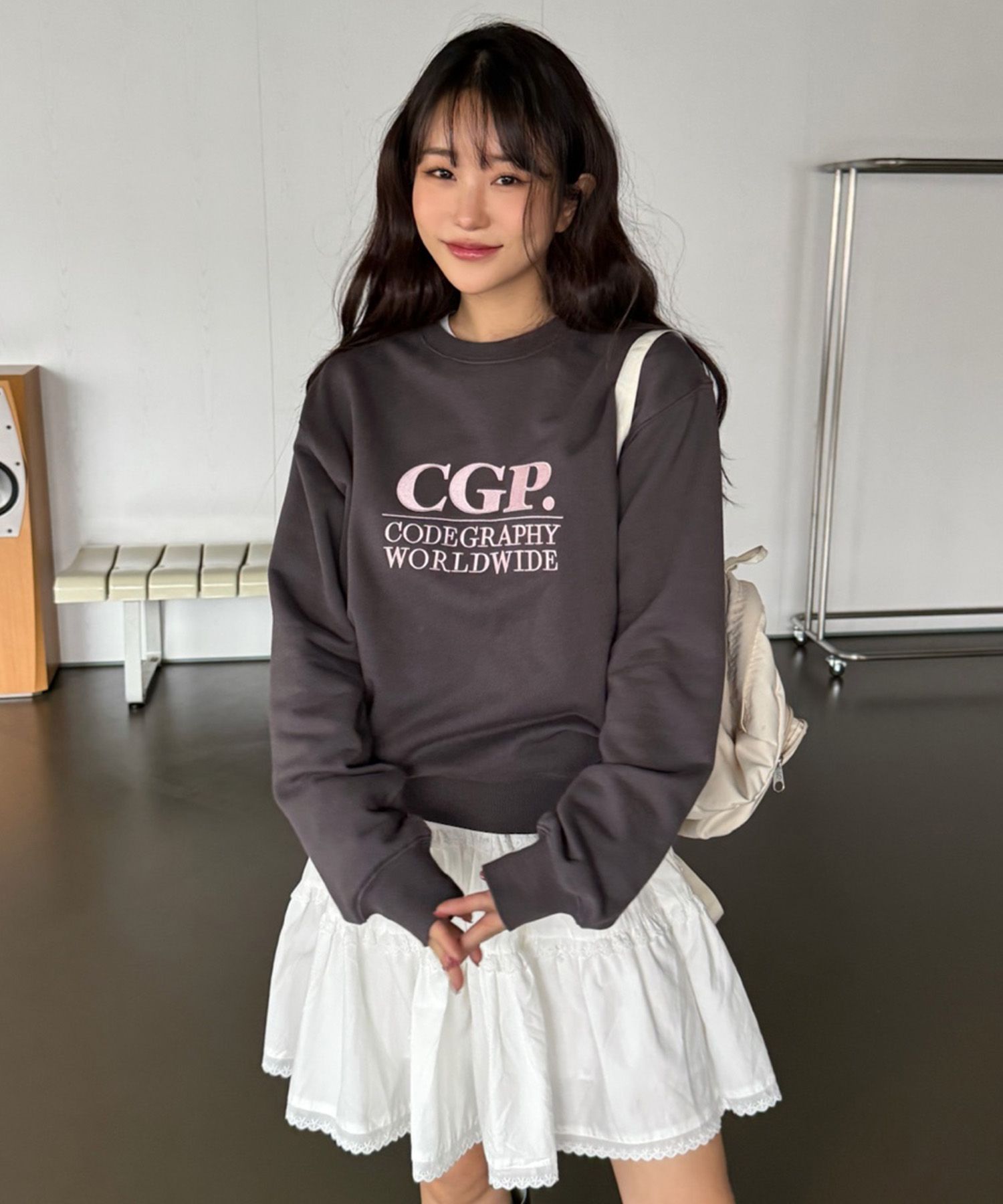 Code:graphy 女性方形標誌短版大學T（炭灰色） (Creatrip)