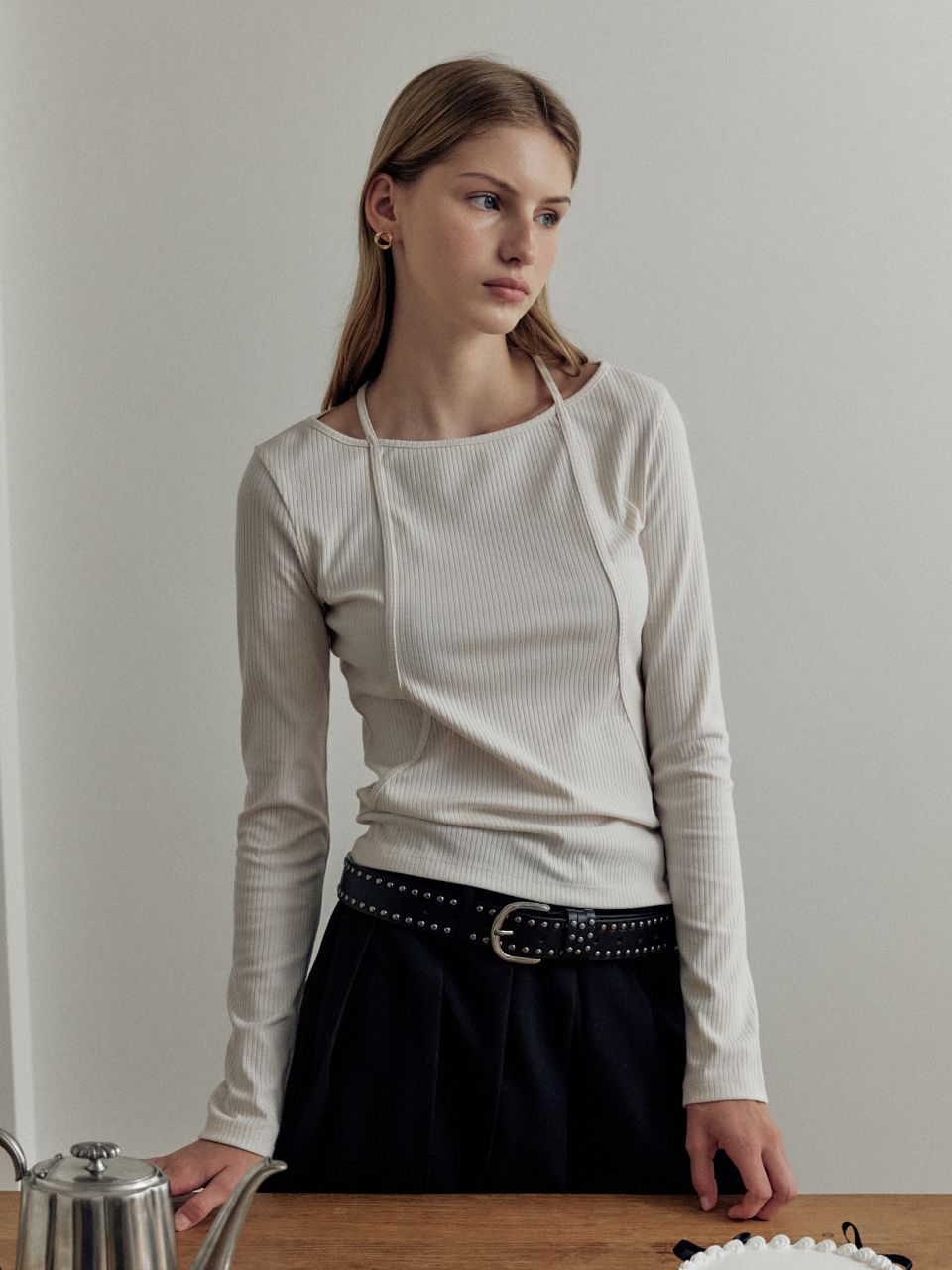 MUSINSA | HUNCH Shoulder slit strap t-shirt (2color)