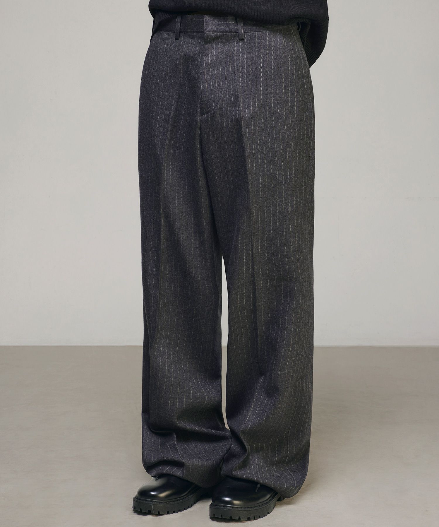 MUSINSA | SIGNATURE Wool Like No Tuck Wide Fit Slacks [Grey Stripe]
