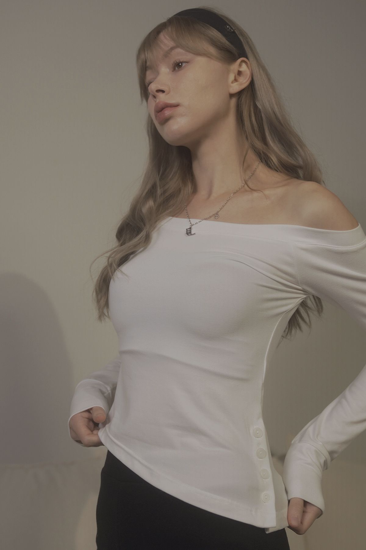 MUSINSA | BELLIALEU ONE SHOULDER BUTTON TEE-WHITE