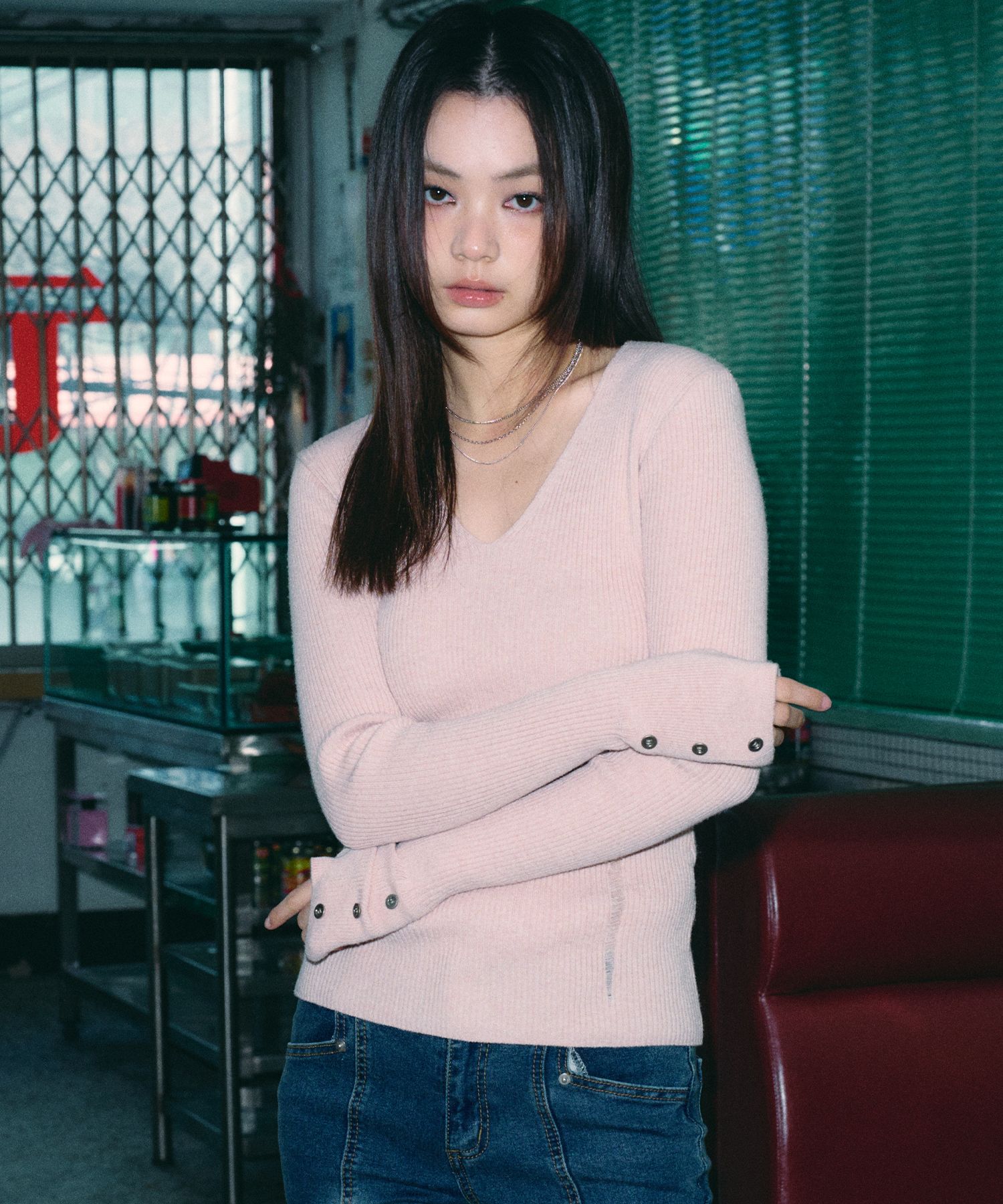 MUSINSA公式 | HELENE PARIS Damaged V-neck Ribbed Knit [Skin Pink]
