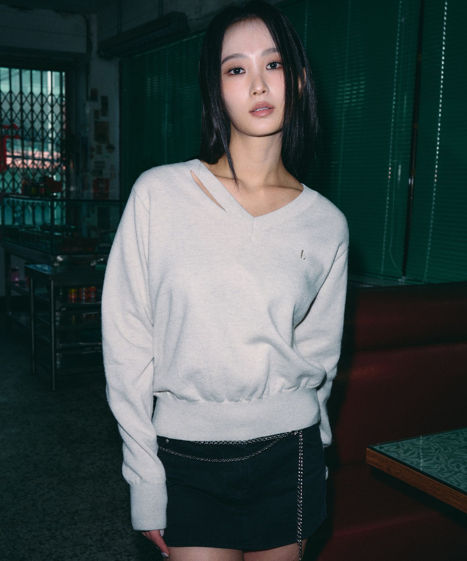MUSINSA公式 | HELENE PARIS V-neck Vent Classic Knit [Oatmeal]