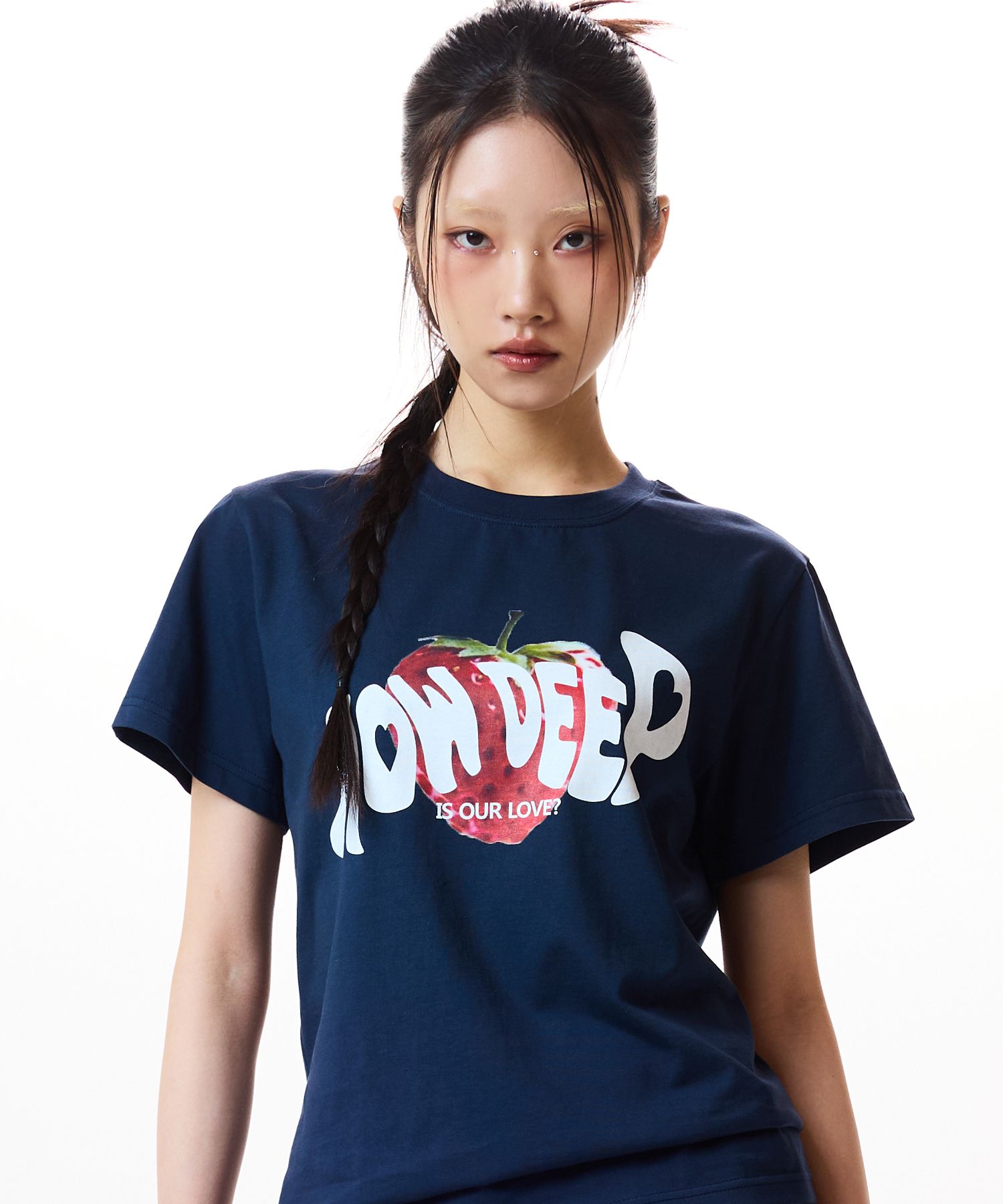 MUSINSA公式 | LUV IS TRUE IM HOW DEEP STRAWBERRY TEE(NAVY)