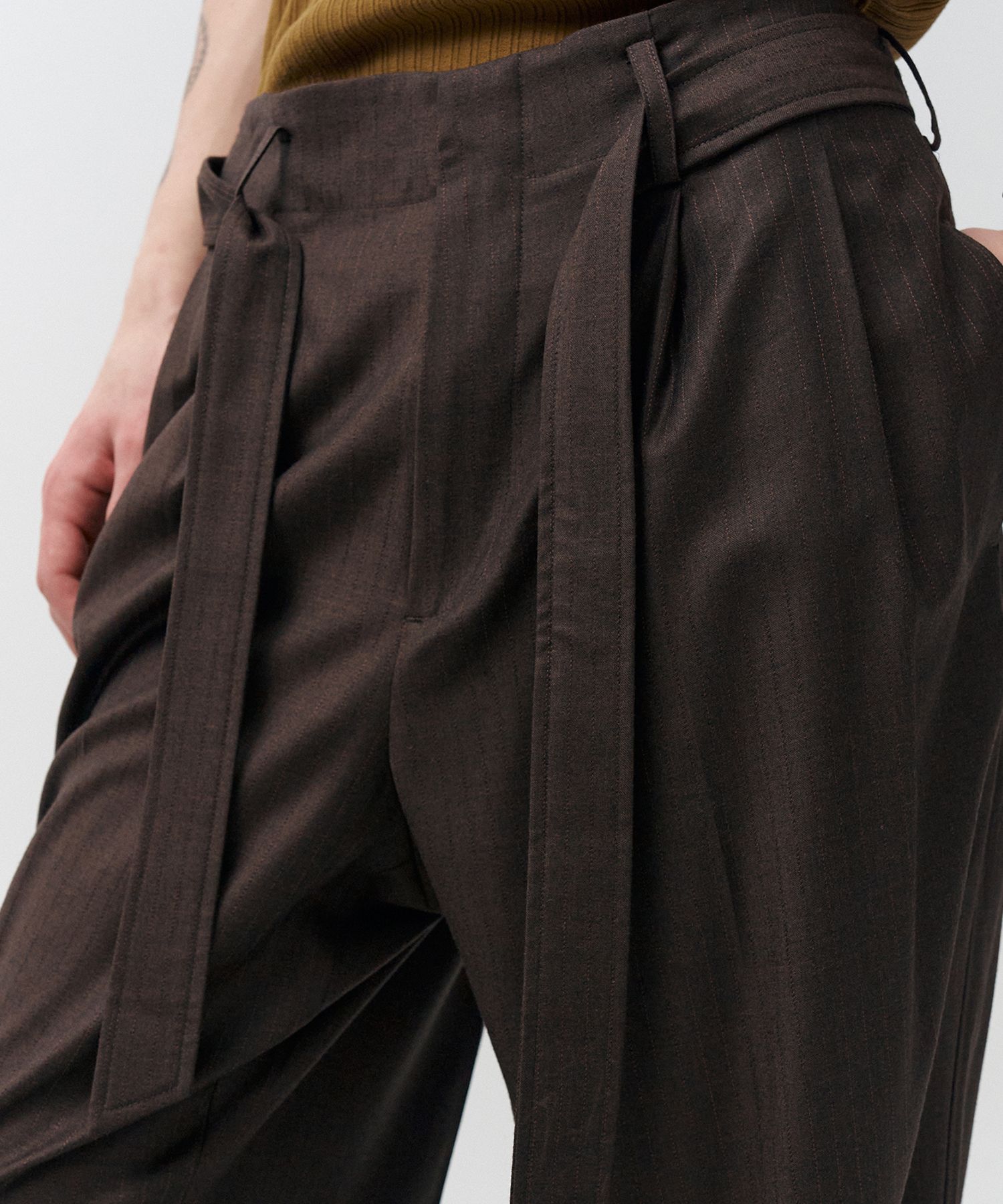 MUSINSA | NOIRER Belted Two Tuck Wide Slacks (Brown Stripe)