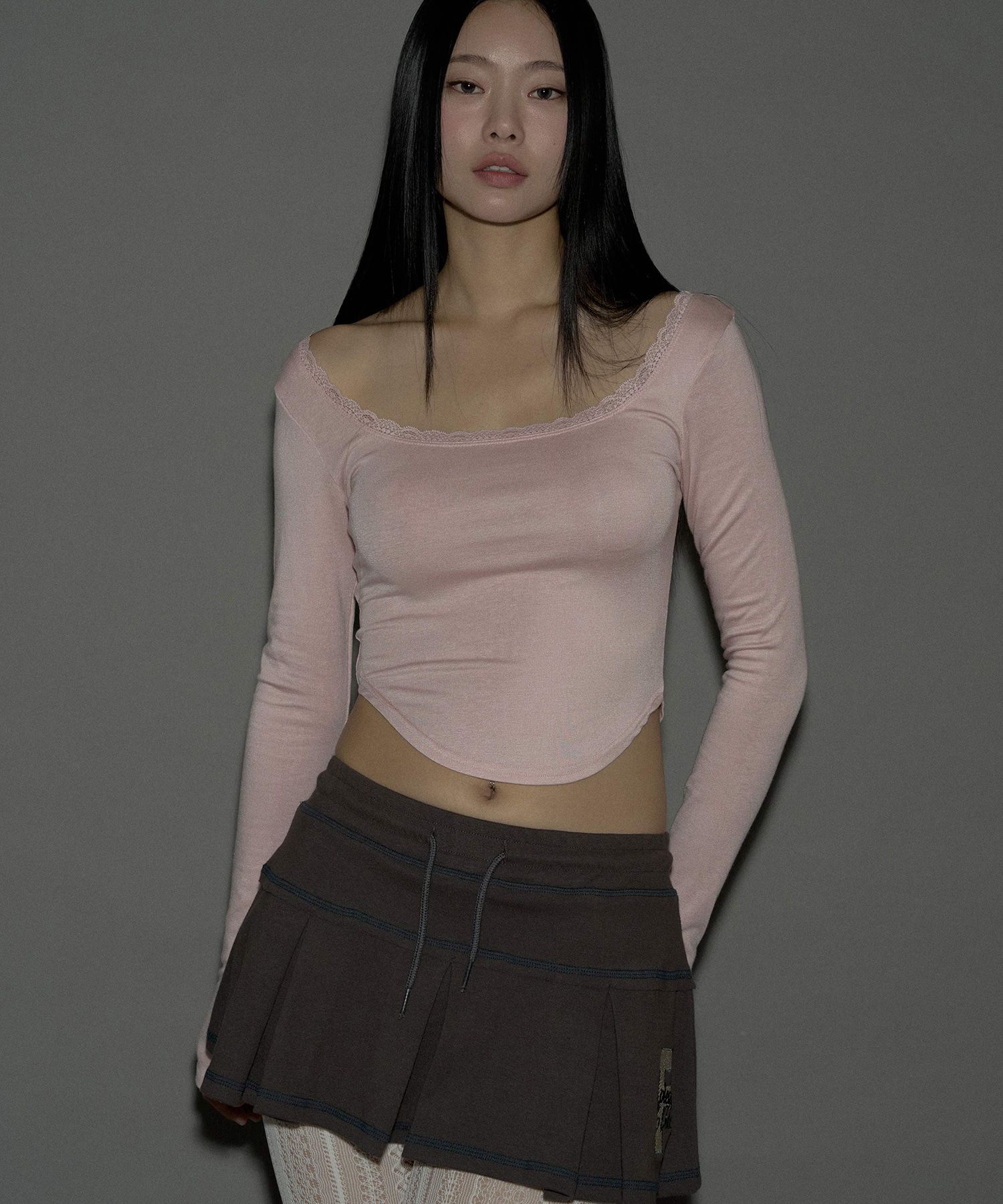 MUSINSA公式 | PLEASENOFOLLOW Mimi U-Line Lace Long Sleeve Top (Ash Pink)