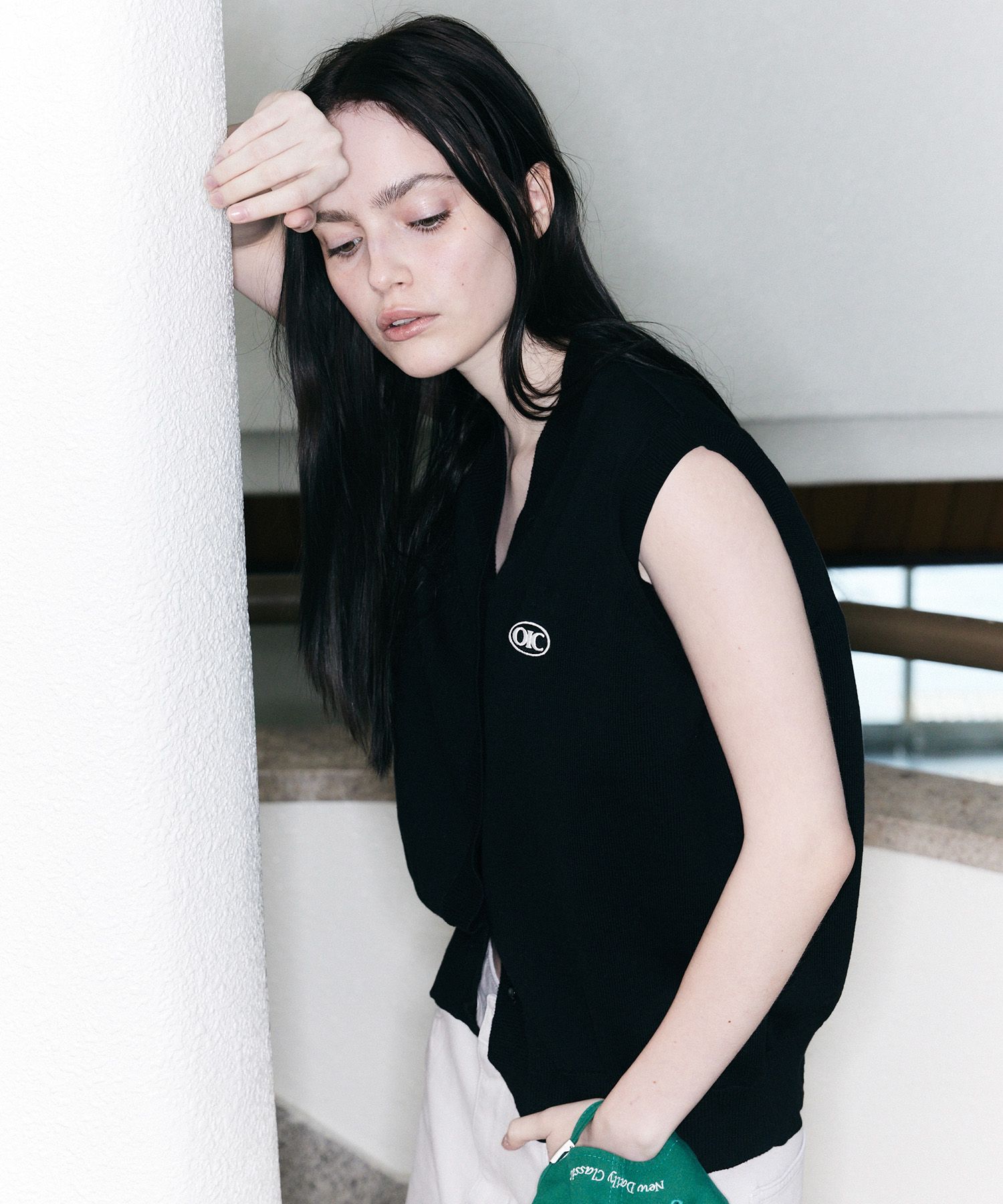 MUSINSA | OIOICOLLECTION Circle Wappen Knit Vest [BLACK]