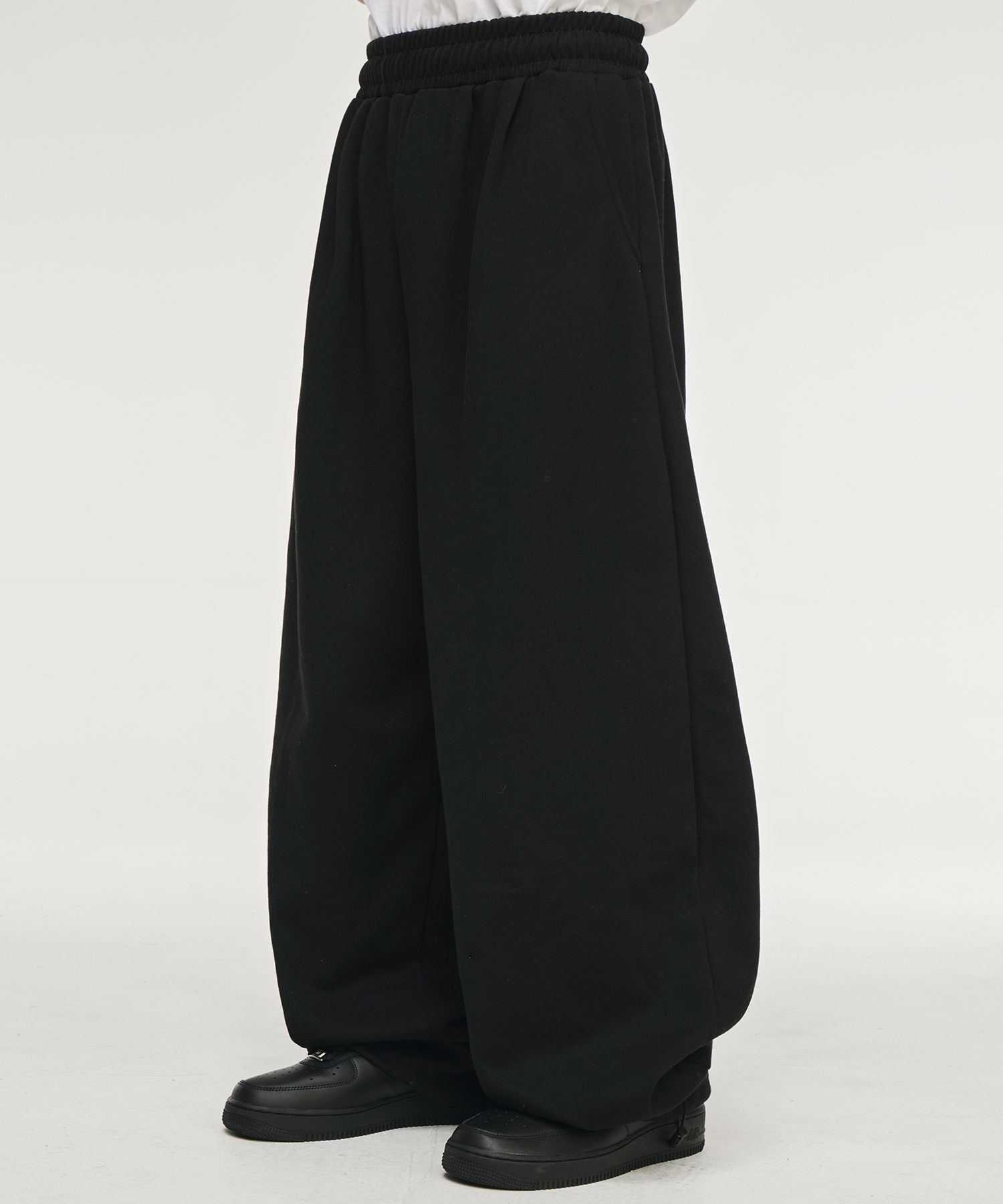 MUSINSA | SIGNATURE Double Tuck Wide Training Pants [Black]