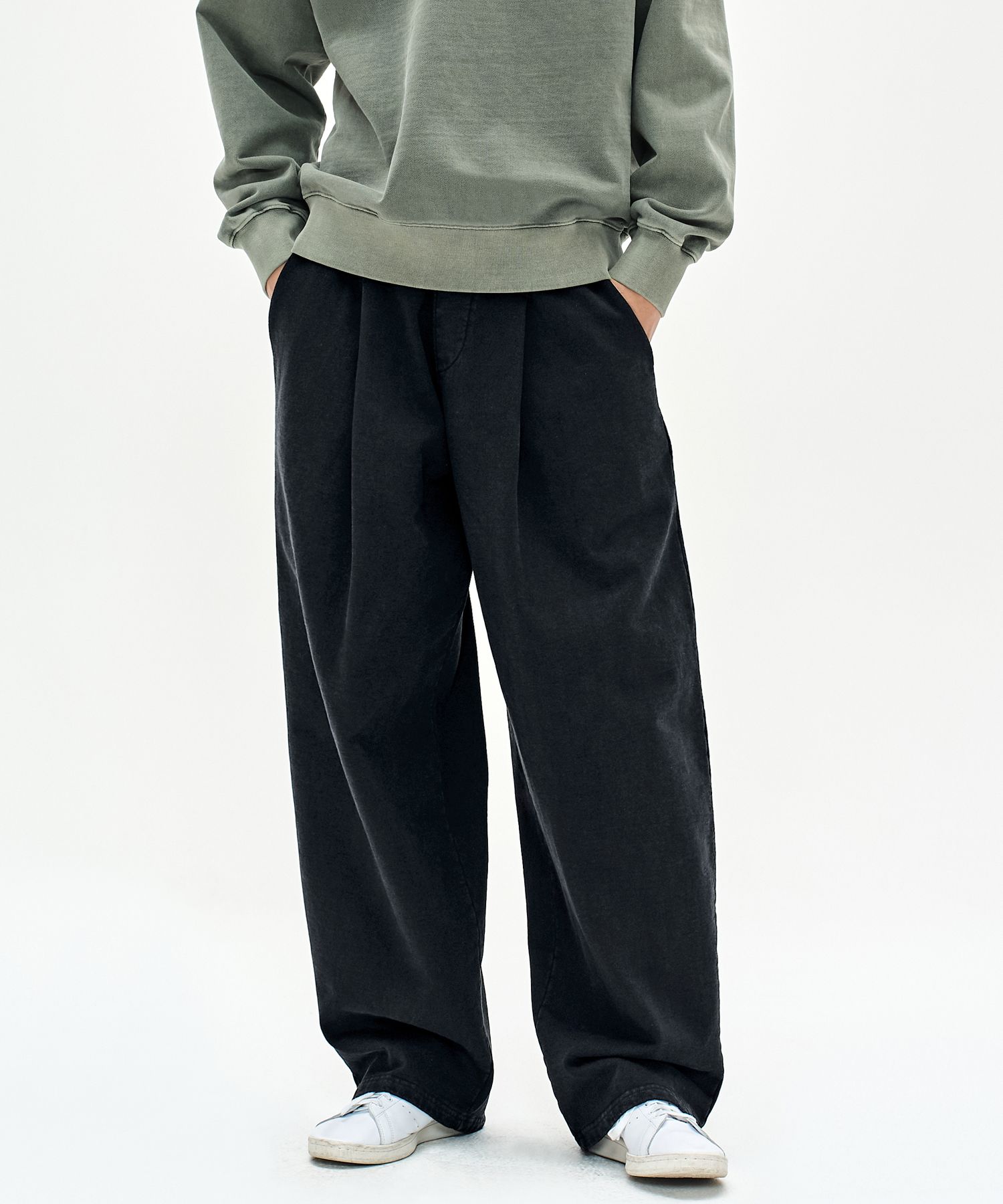 MUSINSA | SOVERMENT 700G Bleach One Tuck Wide Sweatpants - Washed Black