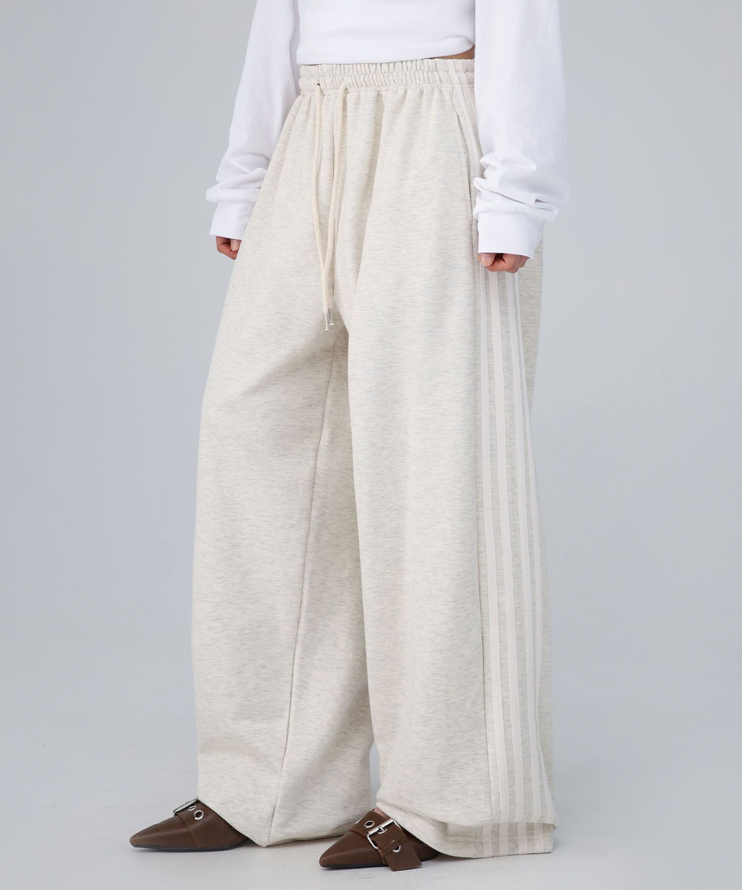 MUSINSA | CHICKS Yuwon Track Pants Oatmeal