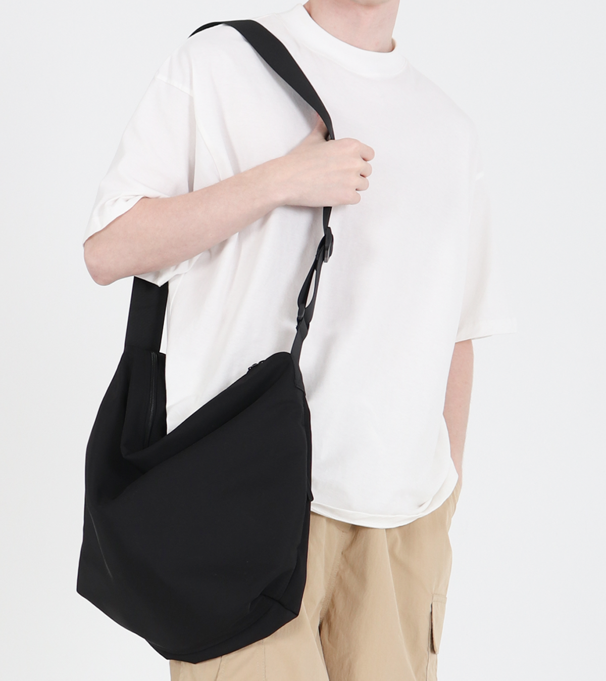 MUSINSA | BUTTON SEOUL Utility Essential Minimal Black Messenger Bag