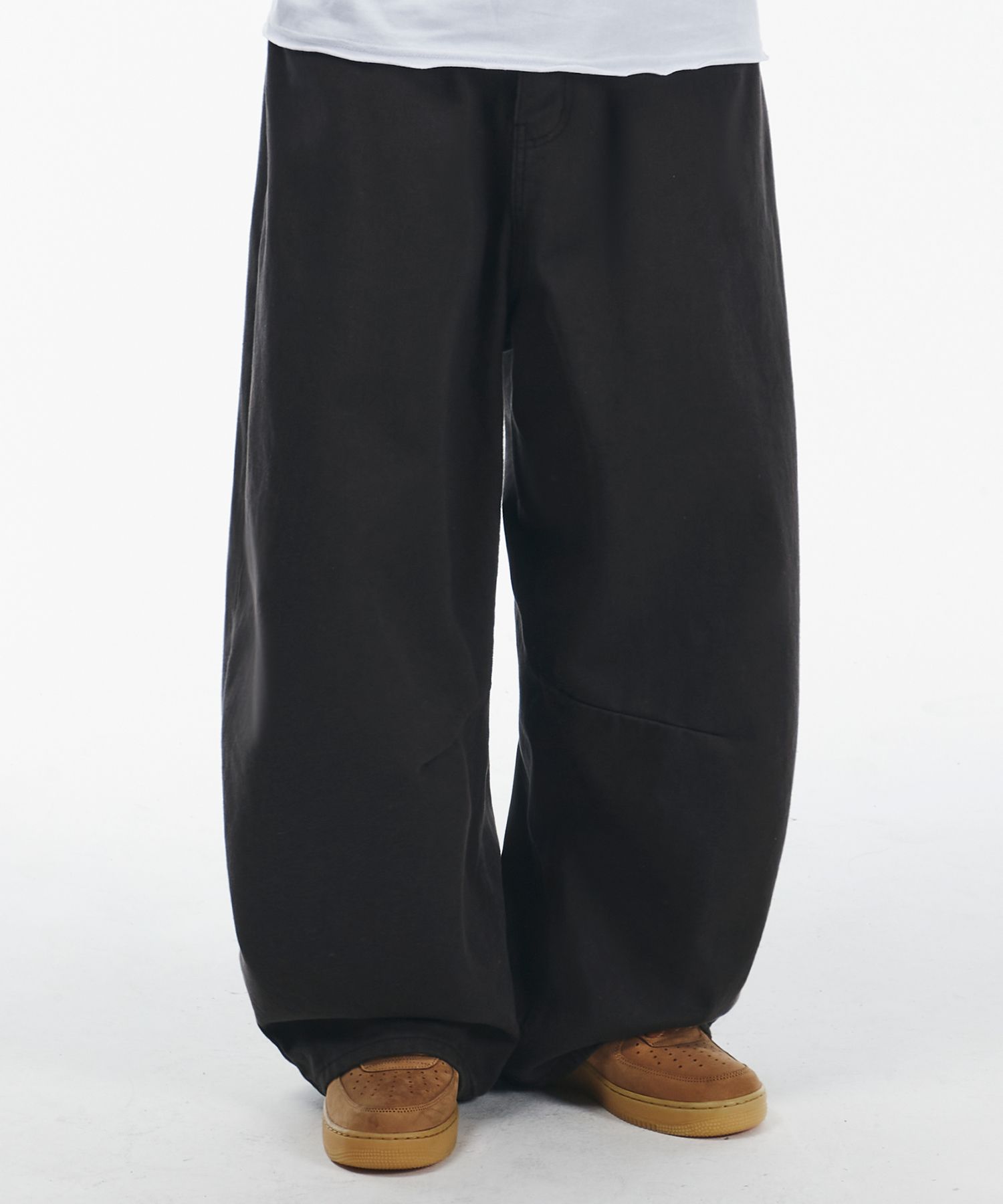 MUSINSA | SIGNATURE Wide Curved Dart Cotton Pants [Charcoal]