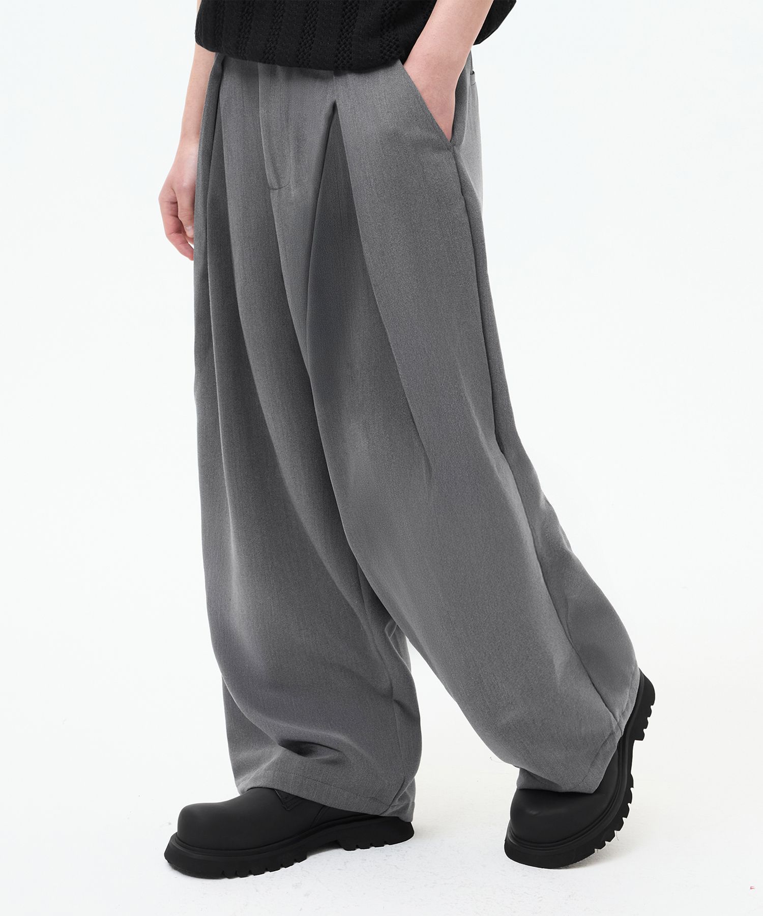 MUSINSA | TRILLION Front V-Tuck Wide Slacks [Charcoal]