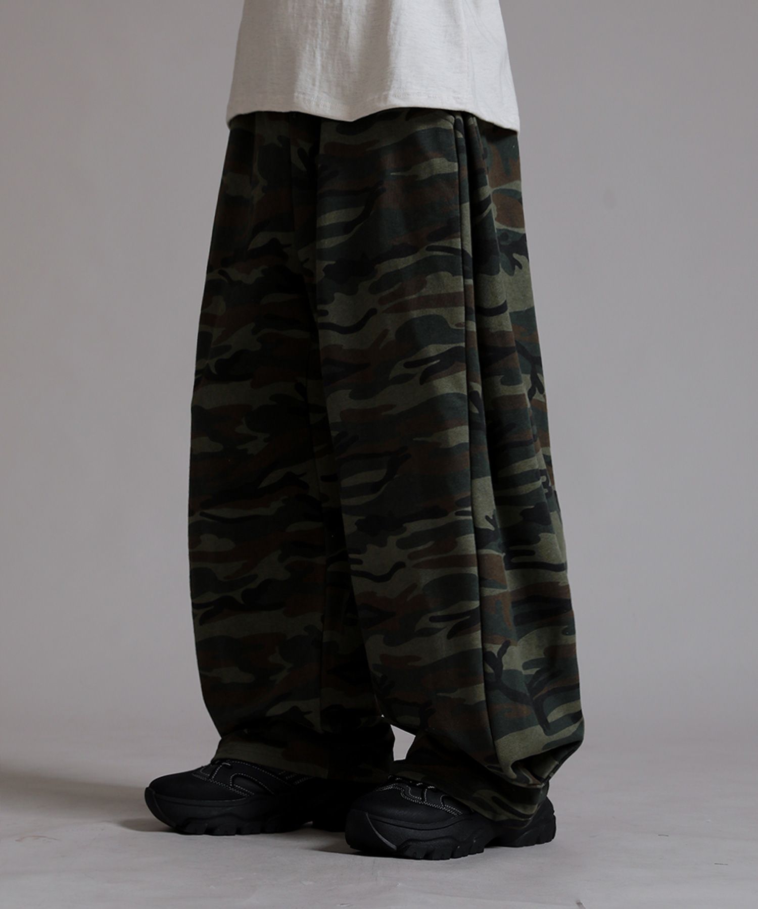 MUSINSA | LIKE THE MOST Two Tuck Long Side Over Pants_Camo Khaki