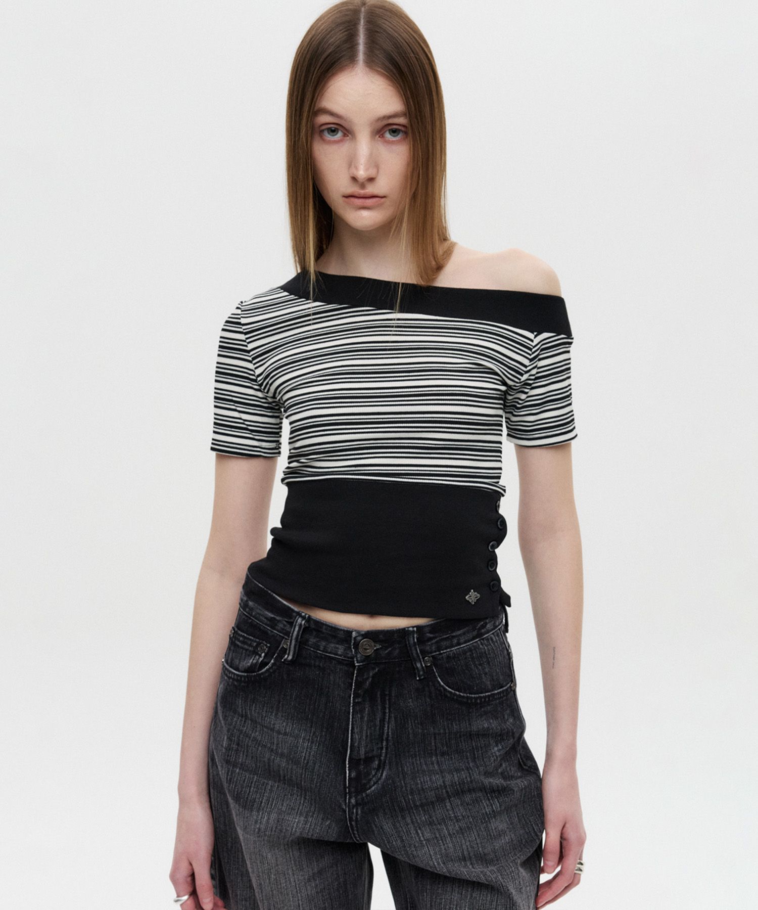 MUSINSA公式 | DNSR WOMEN Striped one shoulder crop t-shirt black