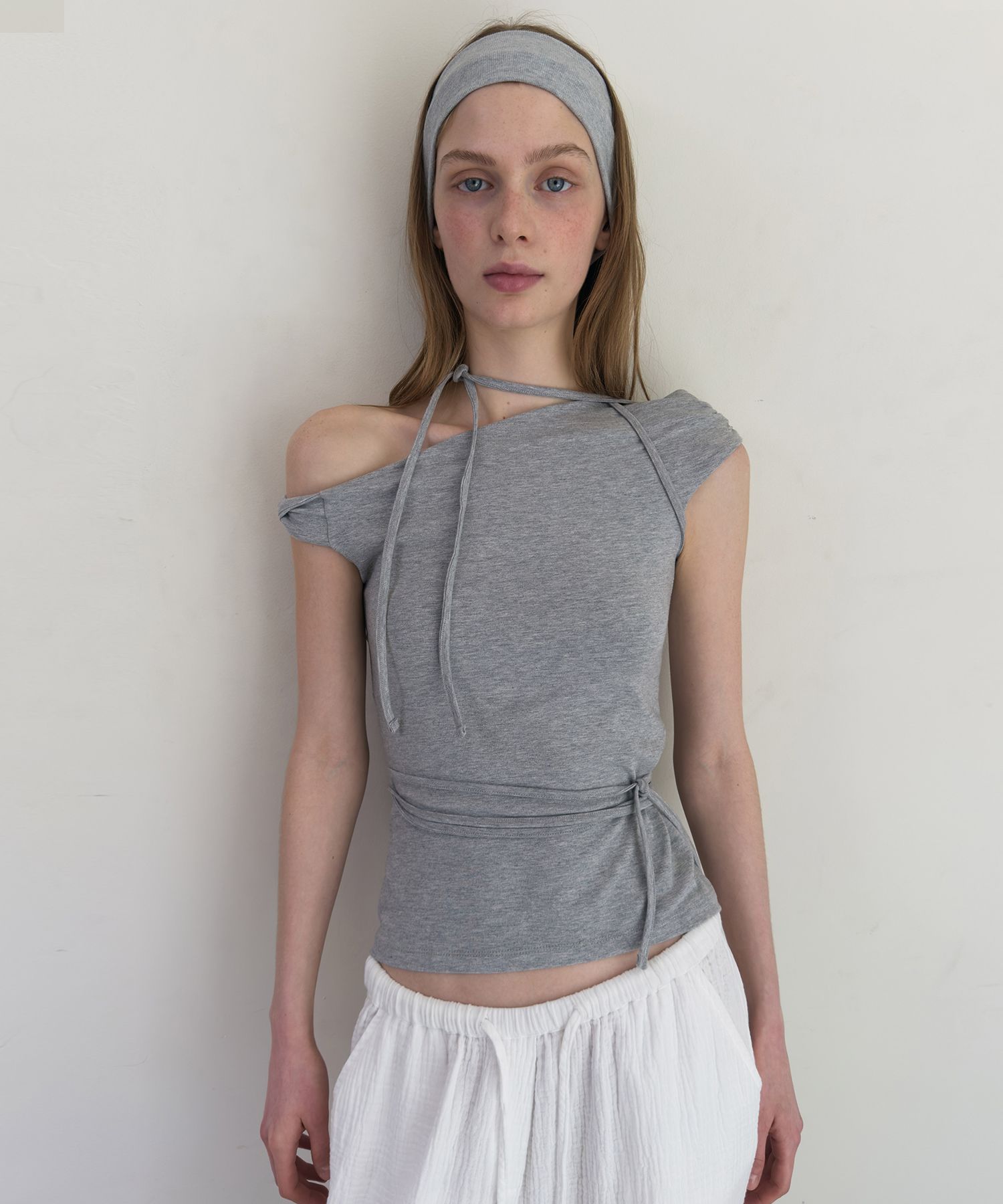 MUSINSA公式 | DIAGONAL STRING OFF SHOULDER TOP (melange grey)