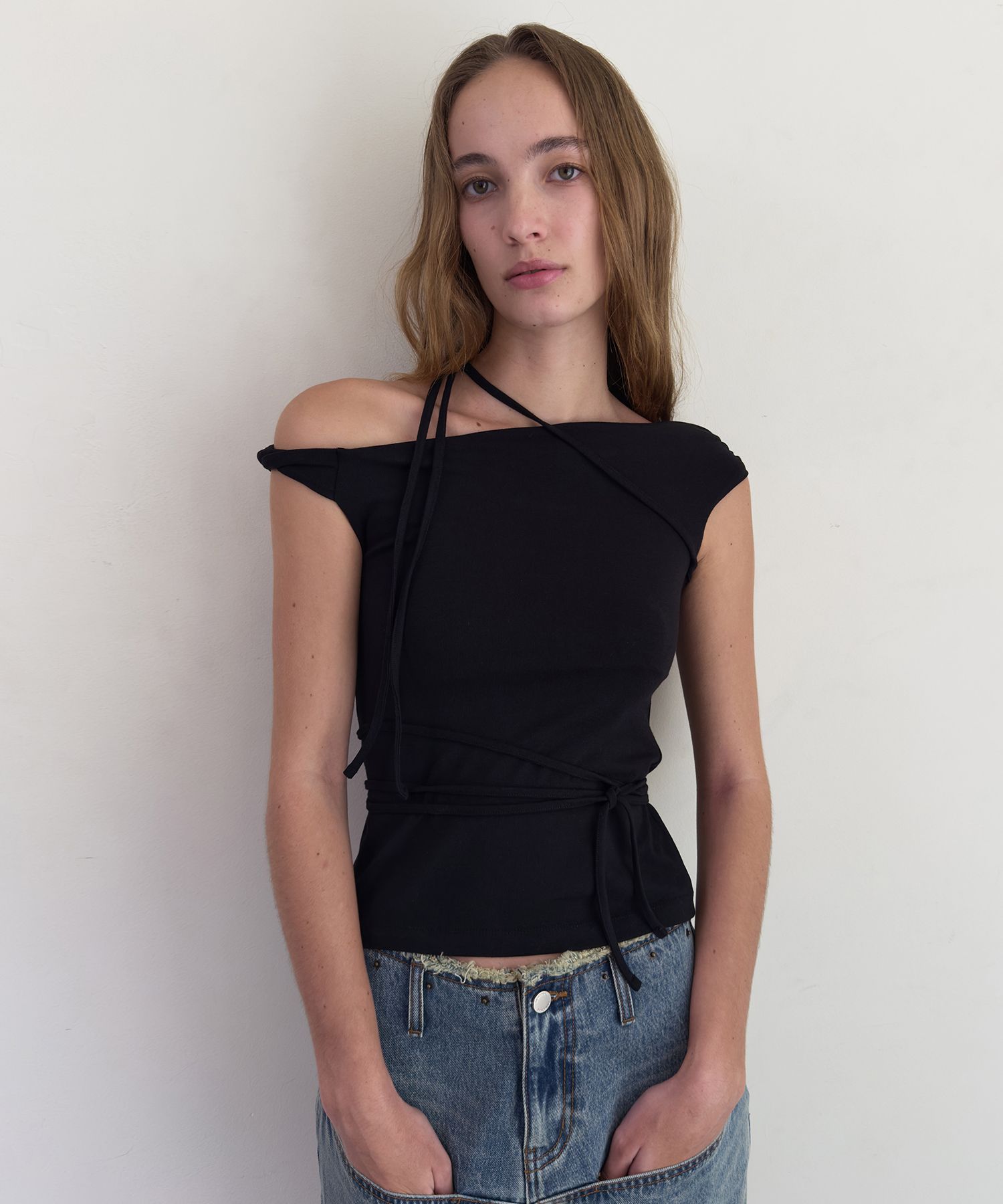 MUSINSA公式 | DIAGONAL STRING OFF SHOULDER TOP (black)