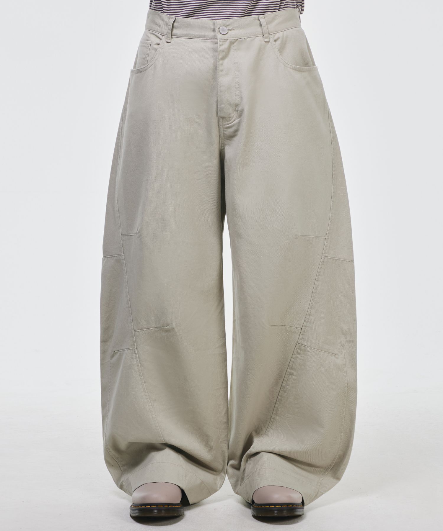 MUSINSA | SIGNATURE Curved Twin Dart Cotton Pants [Light Beige]