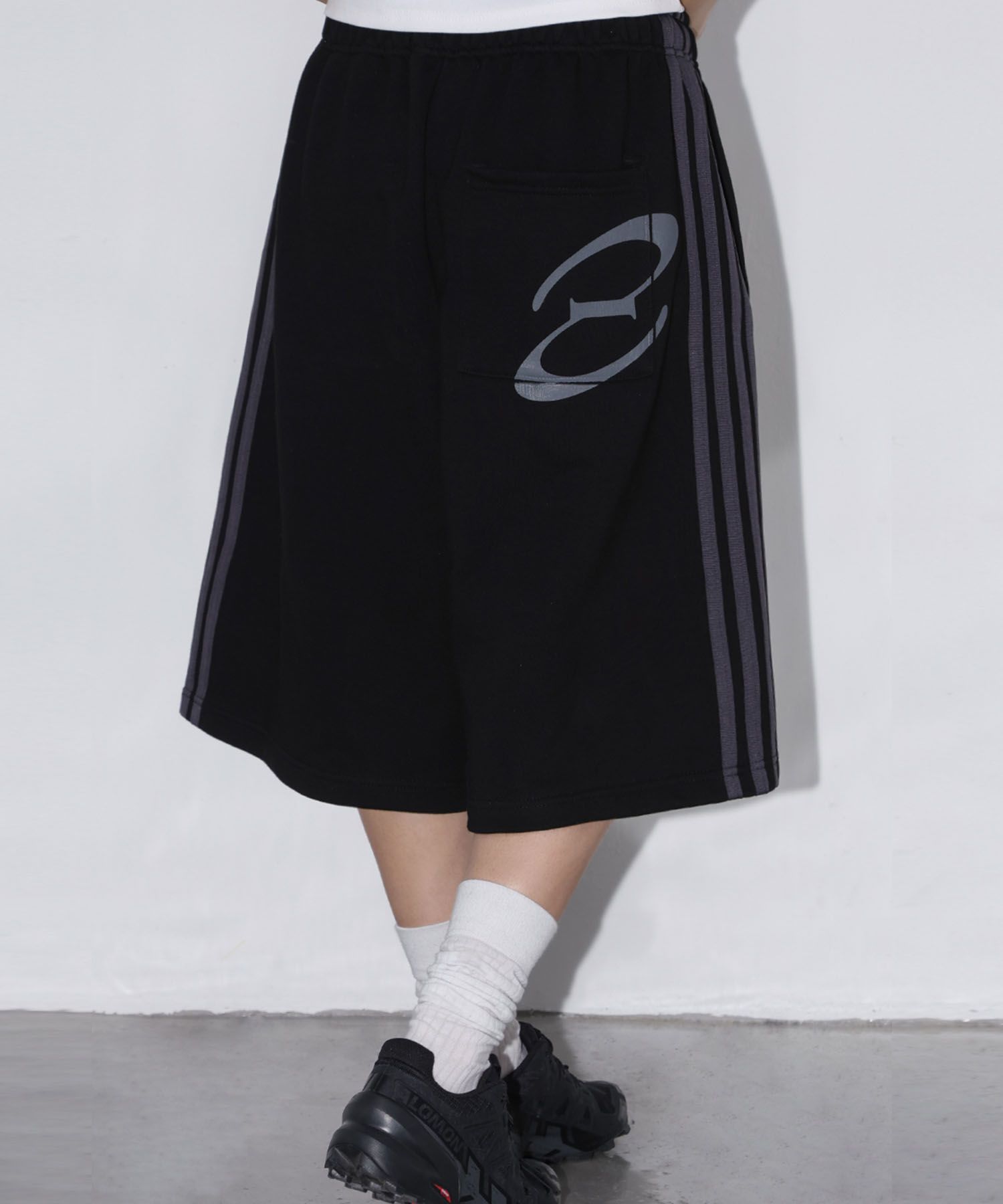 MUSINSA | CHICKS Trackback Symbol Print Bermuda Pants Black