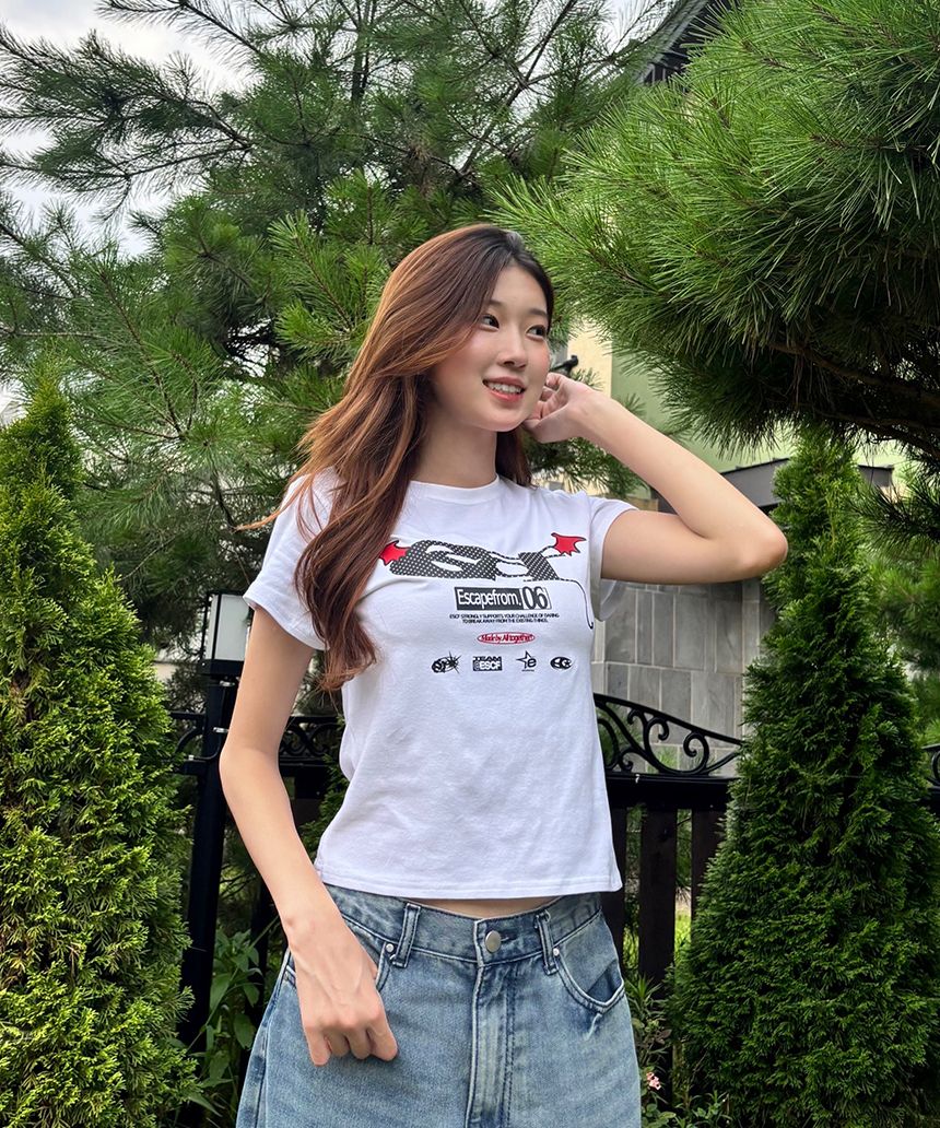 MUSINSA公式 | ESCAPEFROM デビル ESCF ロゴ コラージュプリント スリムフィット 半袖Tシャツ ホワイト