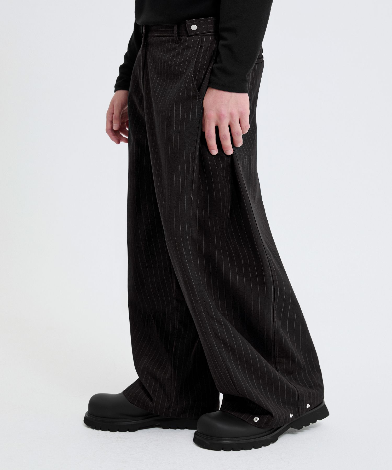 MUSINSA | TRILLION Striped side tuck snap button wide slacks_black