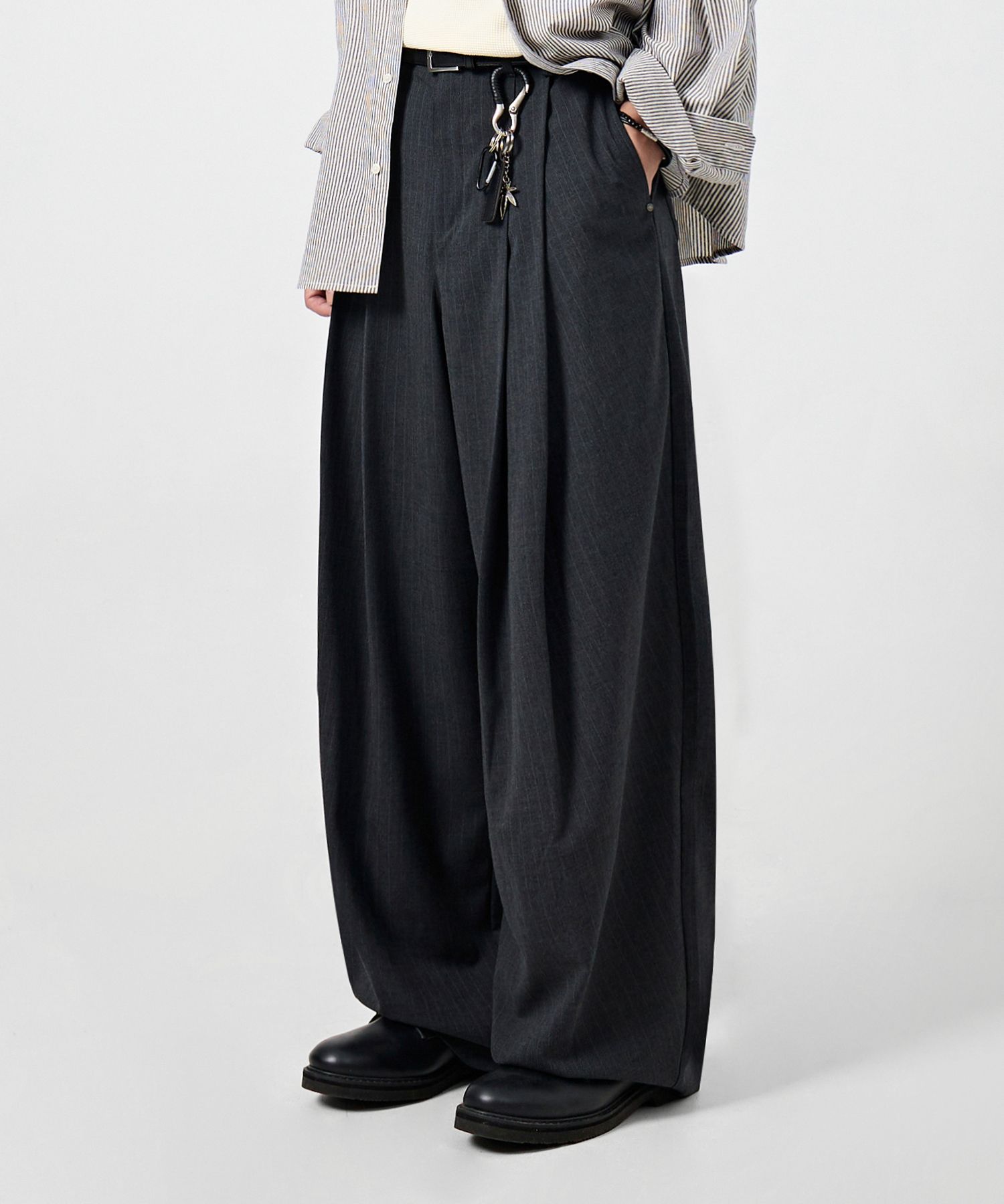 MUSINSA | DIMITRI BLACK Adjustable Two-Tuck Wide Slacks_Striped Charcoal
