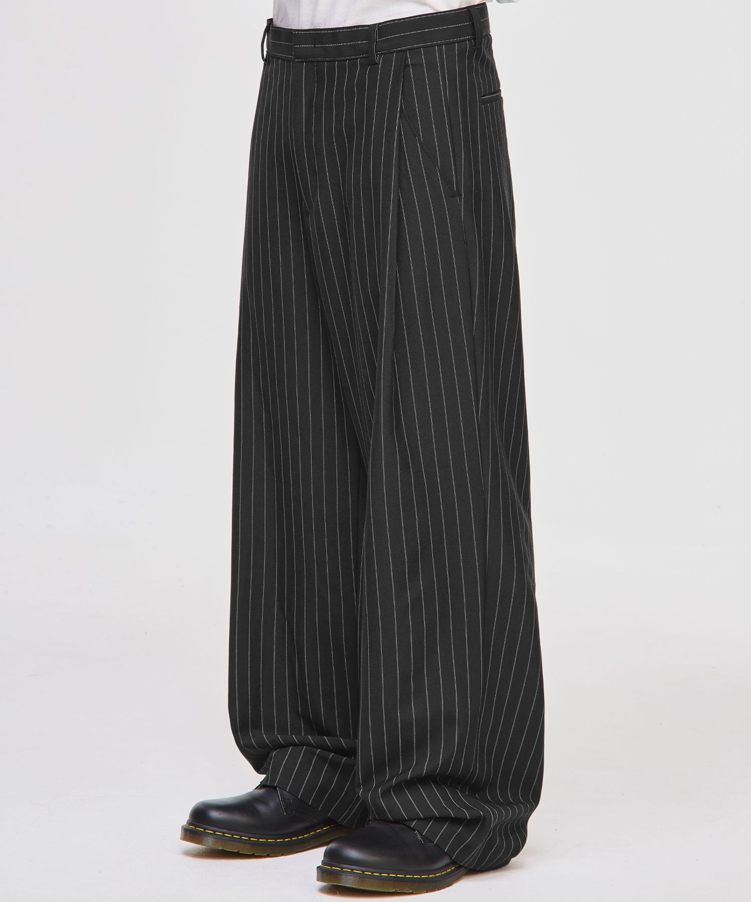 MUSINSA | SIGNATURE Side-dip one-tuck slacks [black stripe]